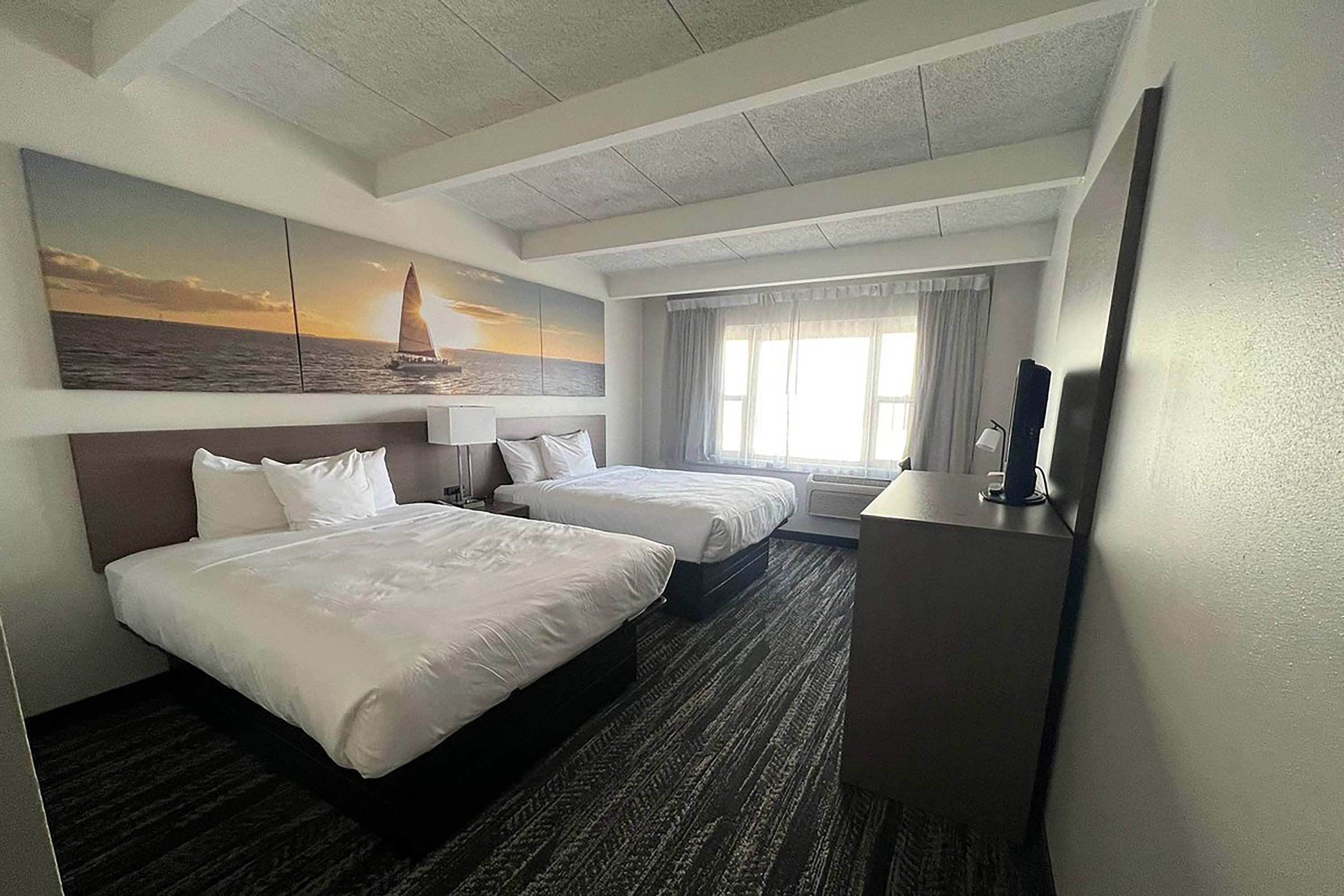 Days Inn by Wyndham Manitowoc | Manitowoc, WI Hotels