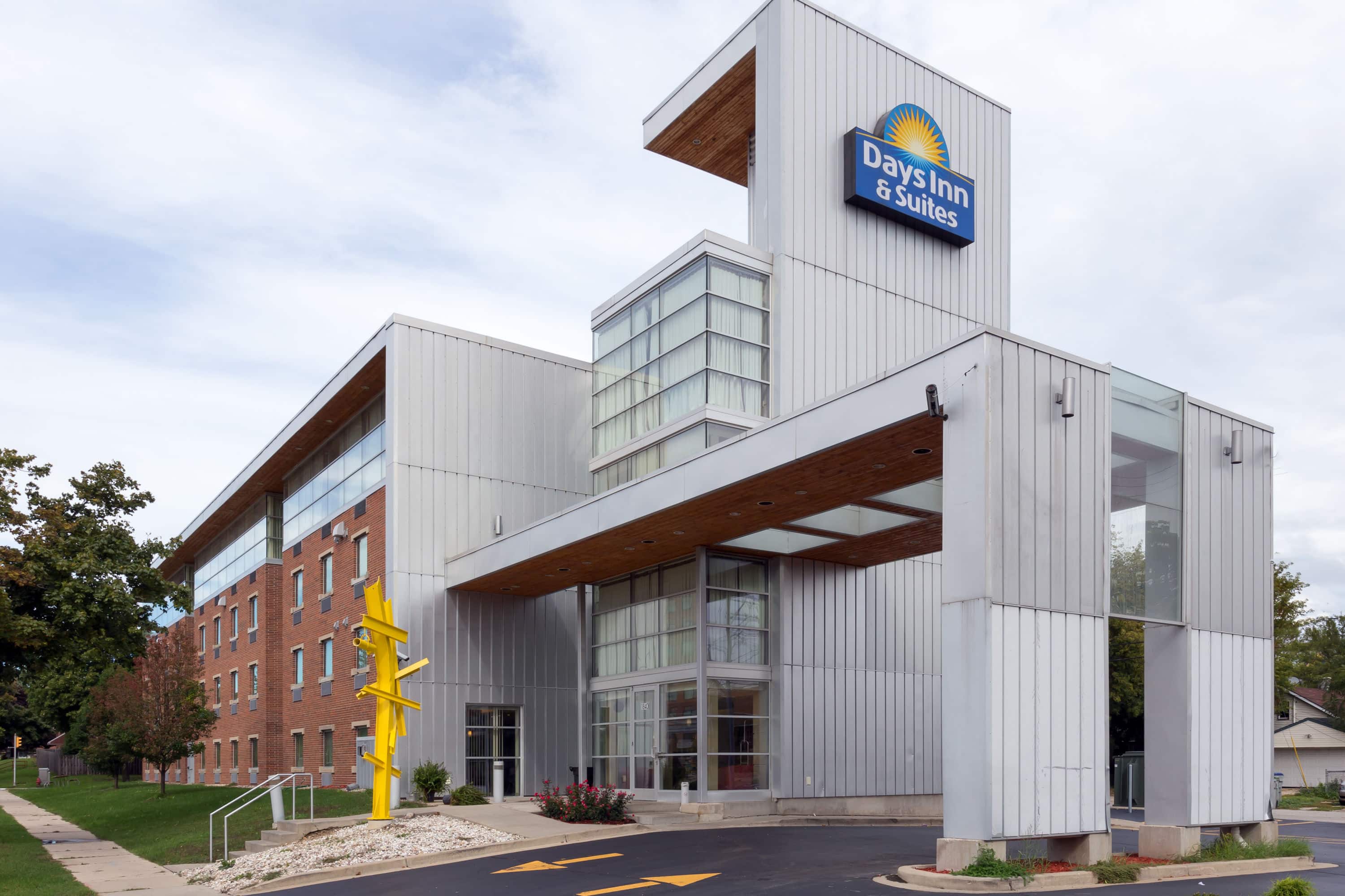 Days Inn & Suites by Wyndham Milwaukee | Milwaukee, WI Hotels