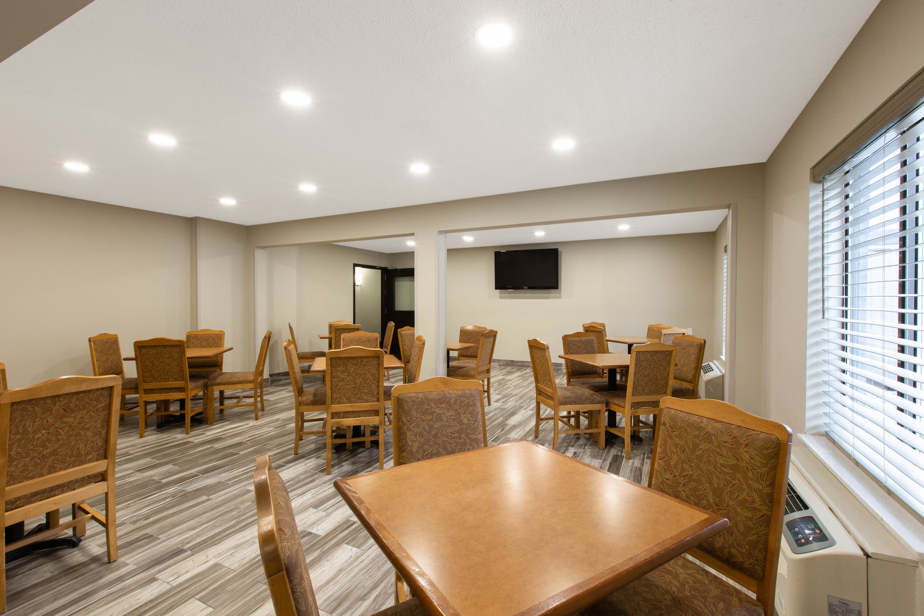 Days Inn & Suites by Wyndham Wisconsin Dells | Wisconsin Dells, WI Hotels