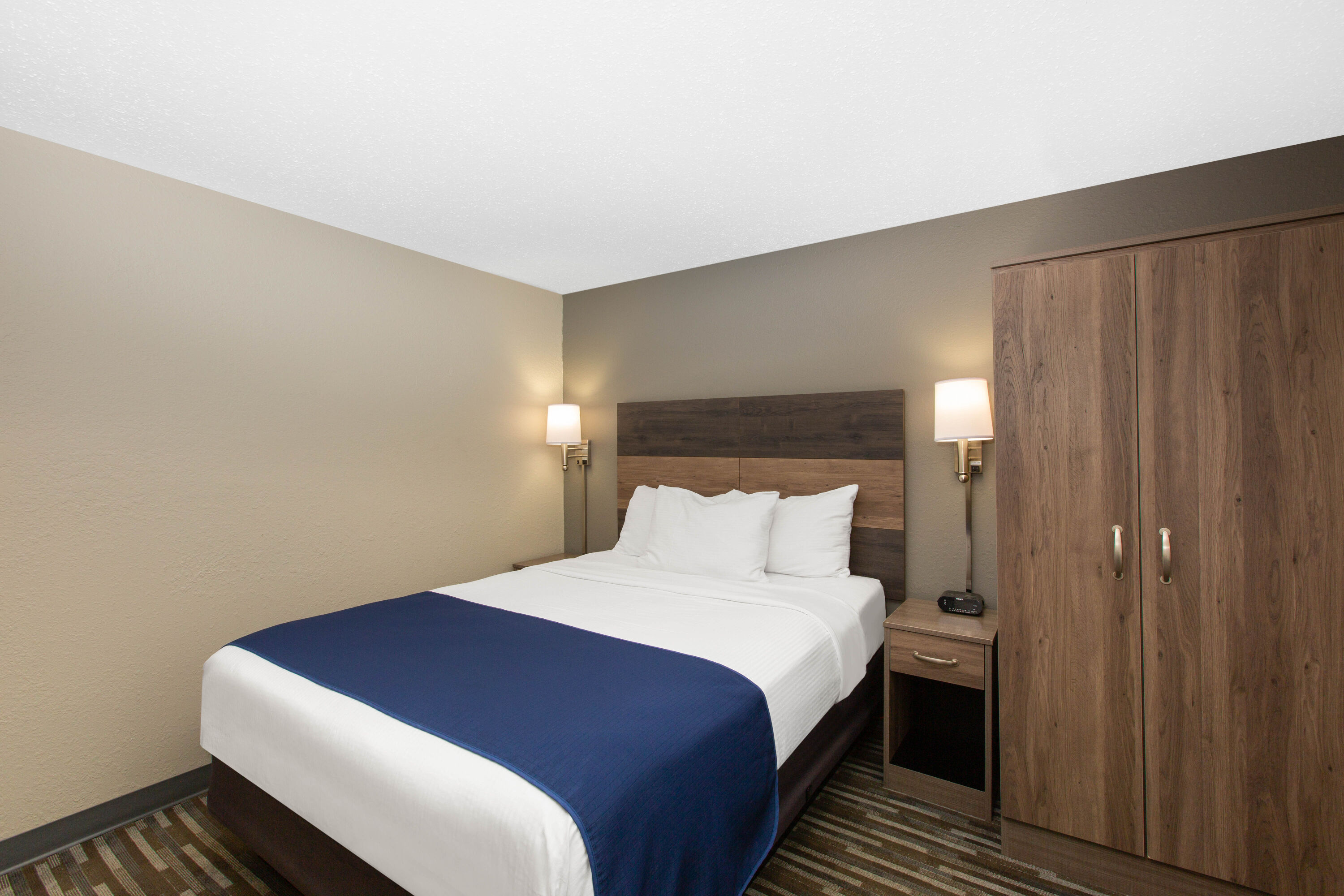 Days Inn & Suites by Wyndham Wisconsin Dells | Wisconsin Dells, WI Hotels