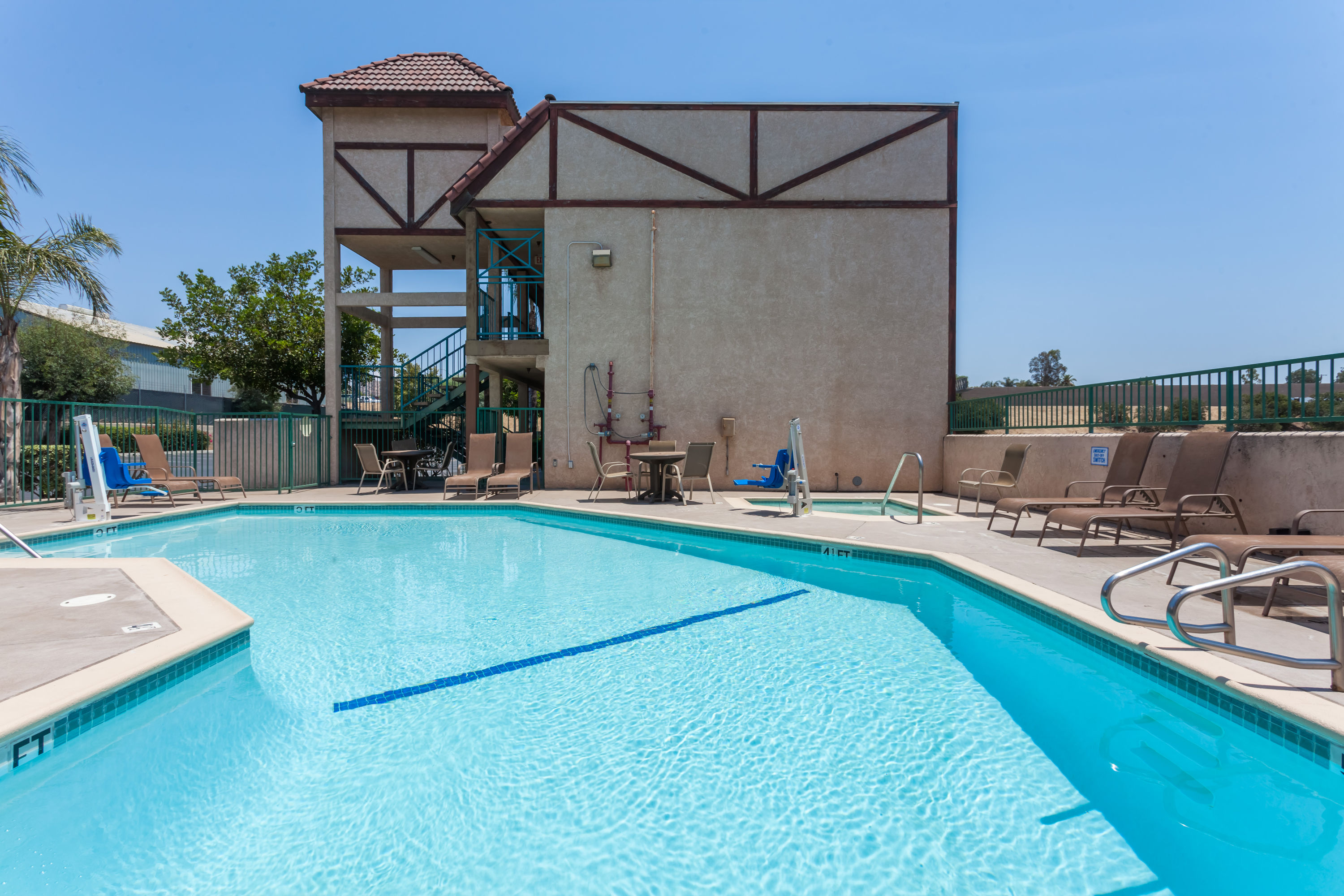 Howard Johnson by Wyndham Norco | Norco, CA Hotels