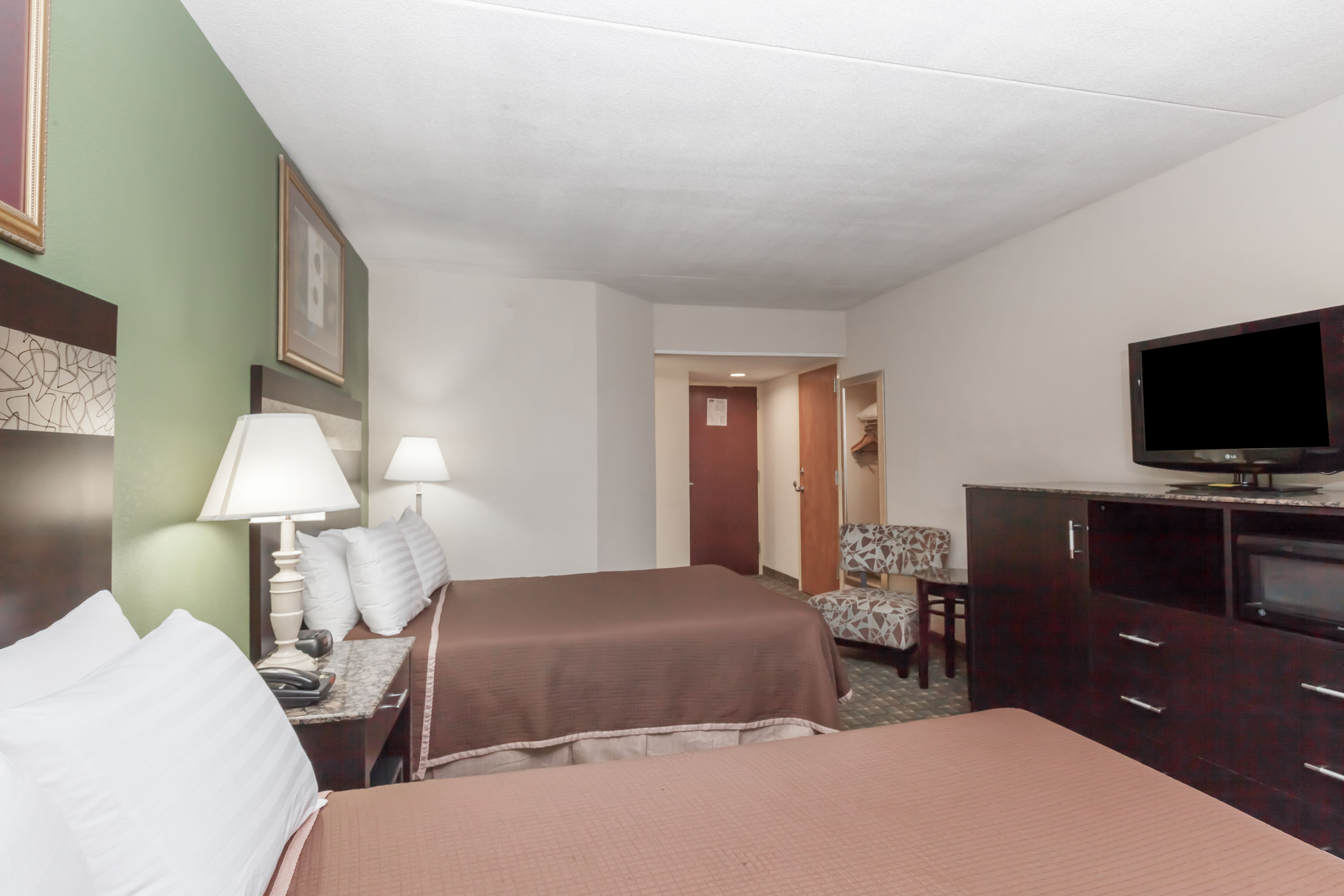 Howard Johnson by Wyndham Newark Airport | Newark, NJ Hotels