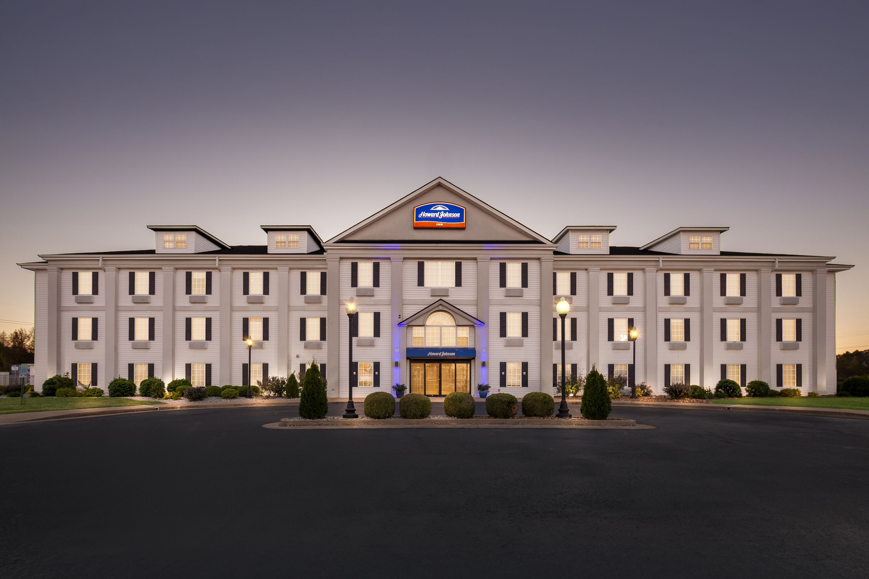 Howard Johnson by Wyndham Jackson | Jackson, TN Hotels