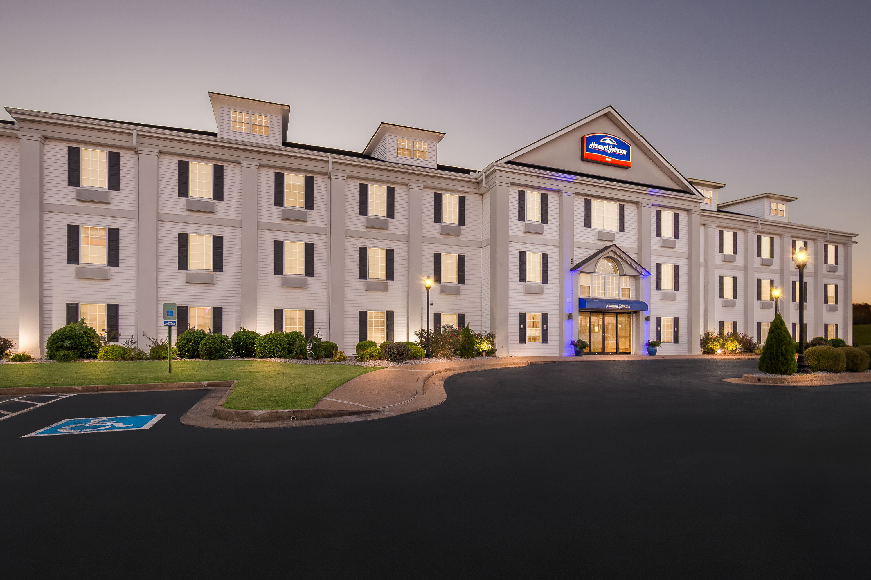 Howard Johnson by Wyndham Jackson | Jackson, TN Hotels