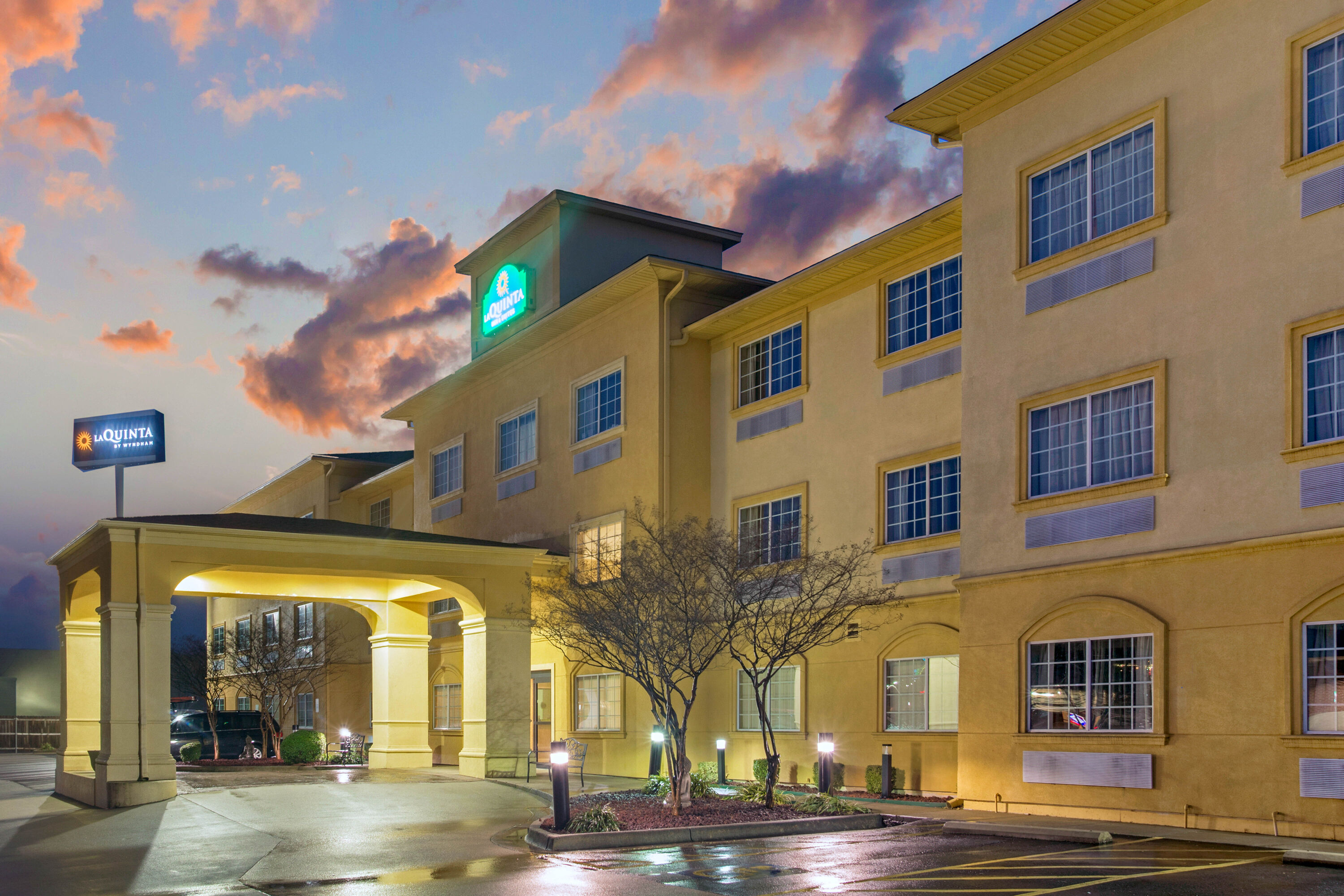La Quinta Inn & Suites by Wyndham Fort Smith | Fort Smith, AR Hotels