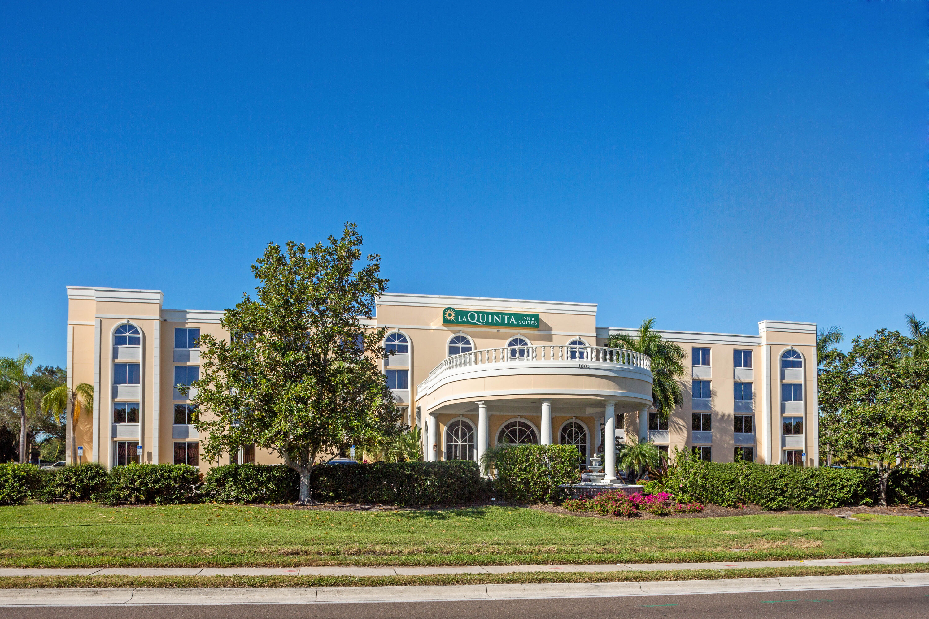 La Quinta Inn & Suites by Wyndham Sarasota Downtown | Sarasota, FL Hotels