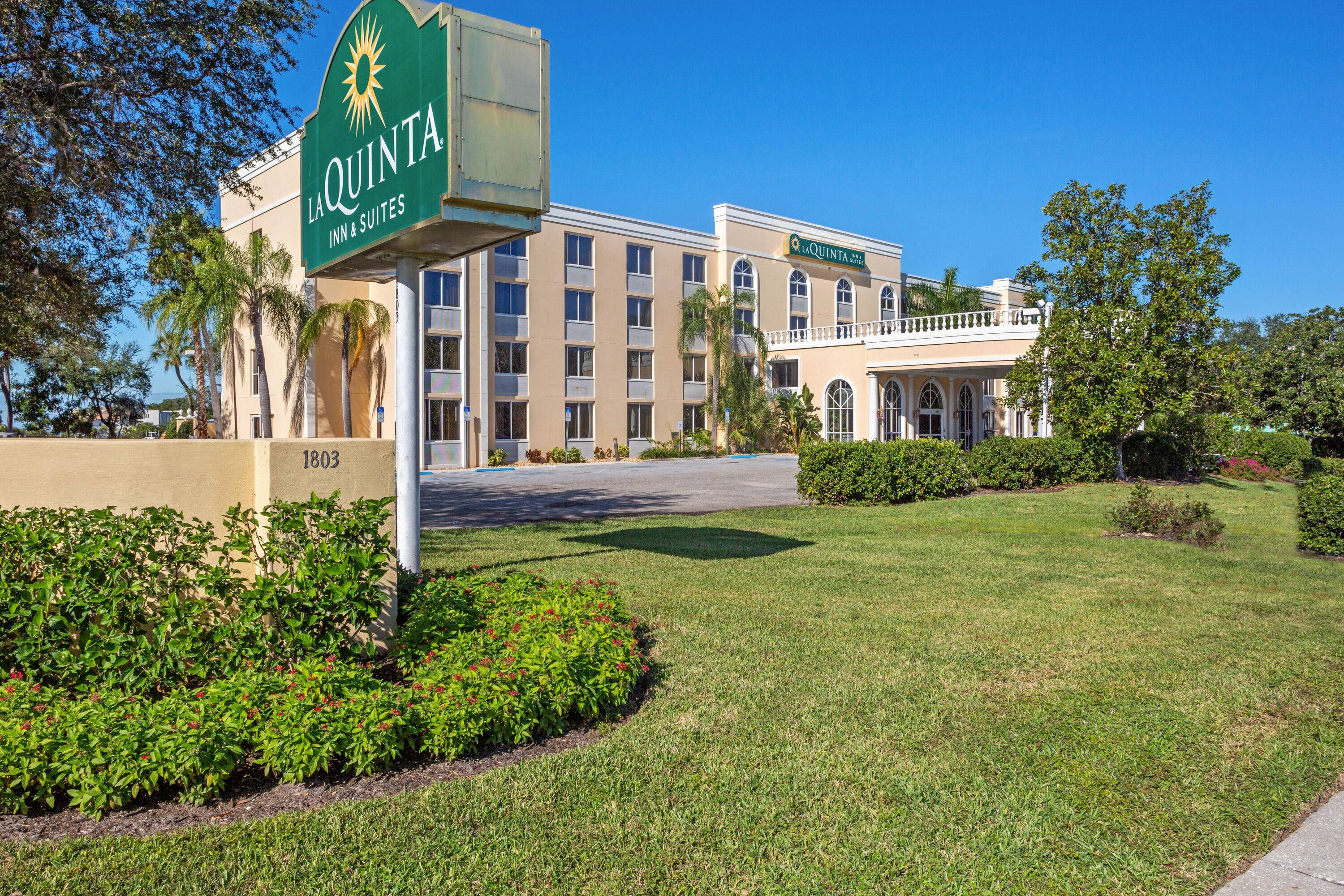 La Quinta Inn & Suites by Wyndham Sarasota Downtown | Sarasota, FL Hotels