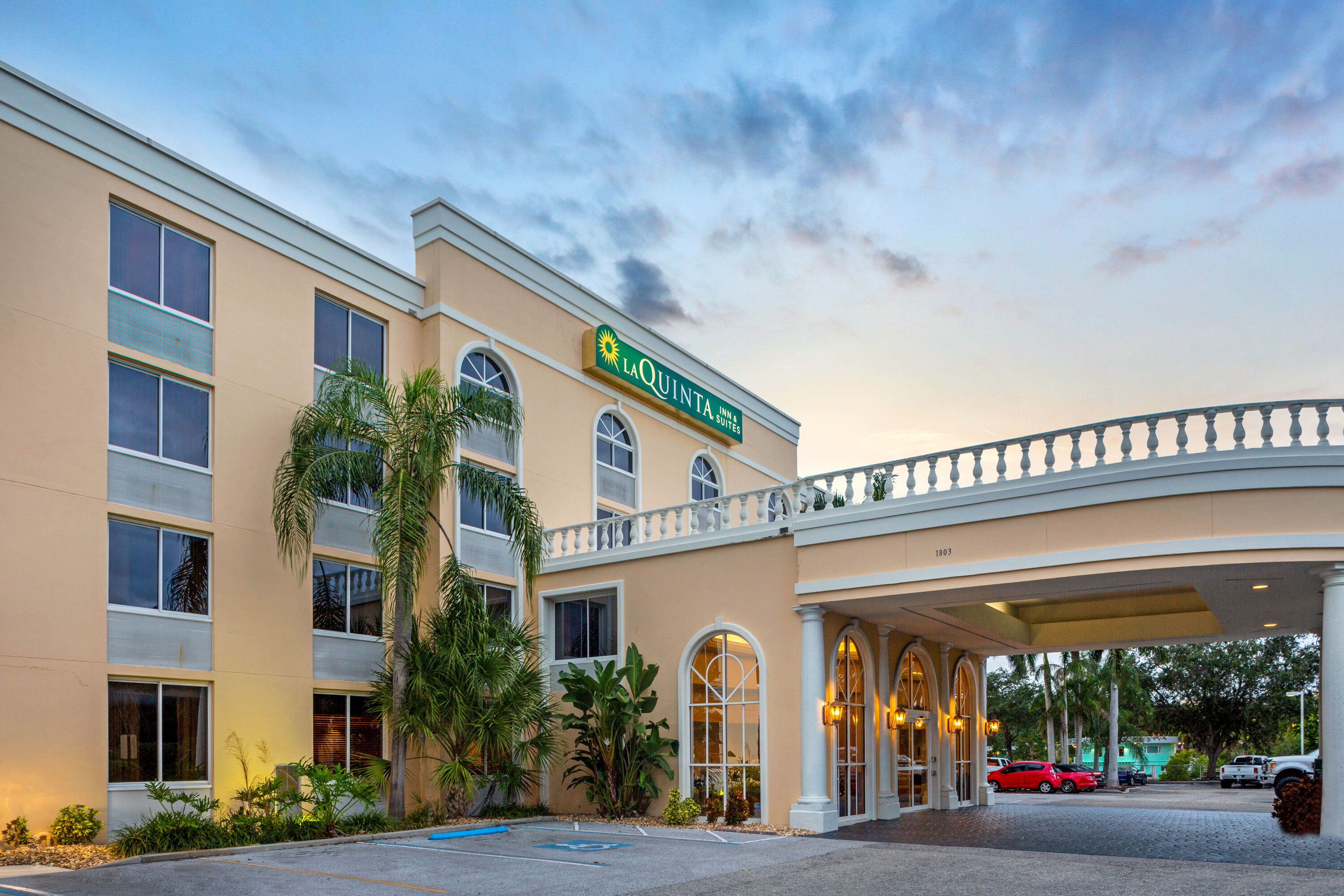 La Quinta Inn & Suites by Wyndham Sarasota Downtown | Sarasota, FL Hotels