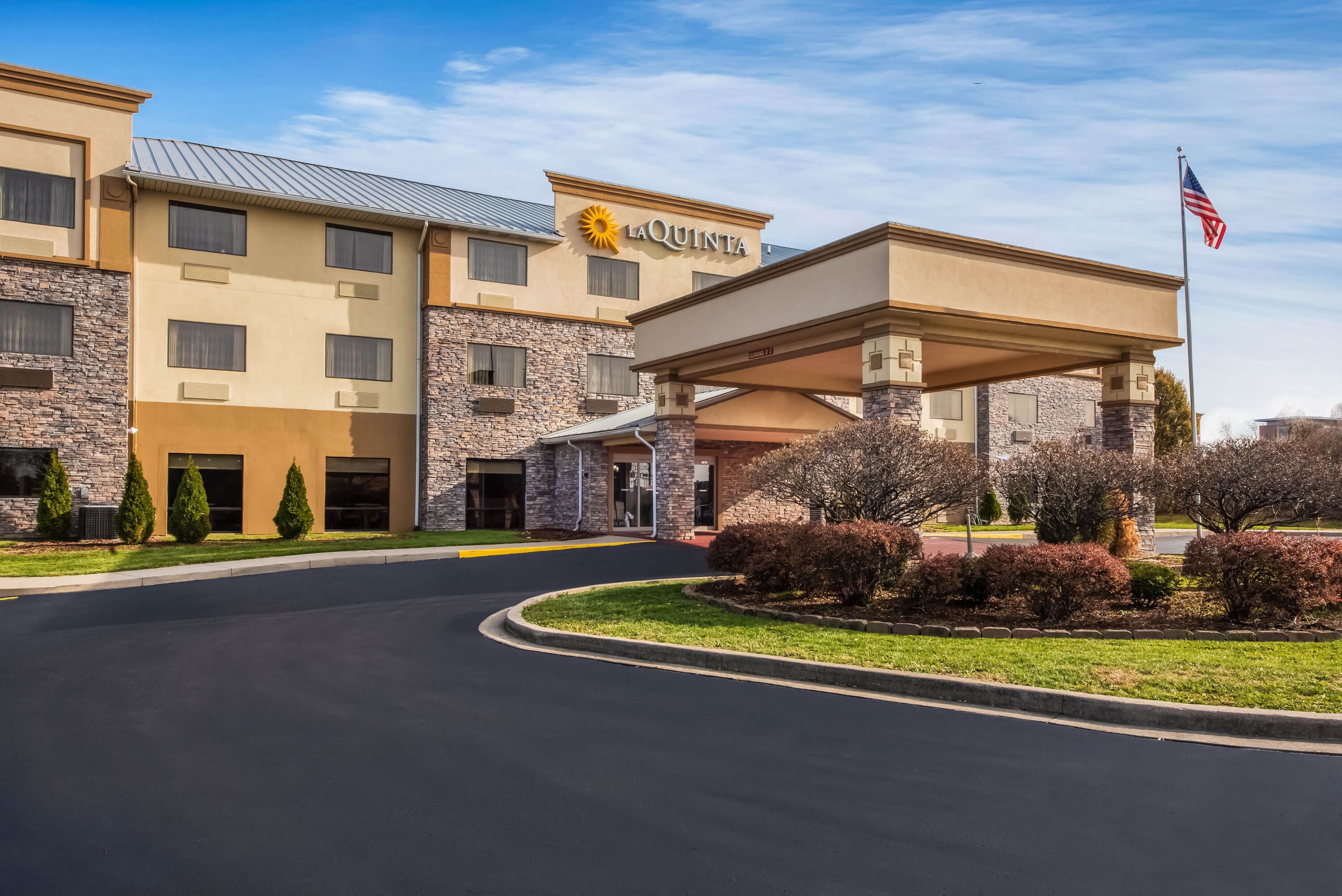 La Quinta Inn & Suites by Wyndham Fairborn Wright-Patterson | Fairborn ...