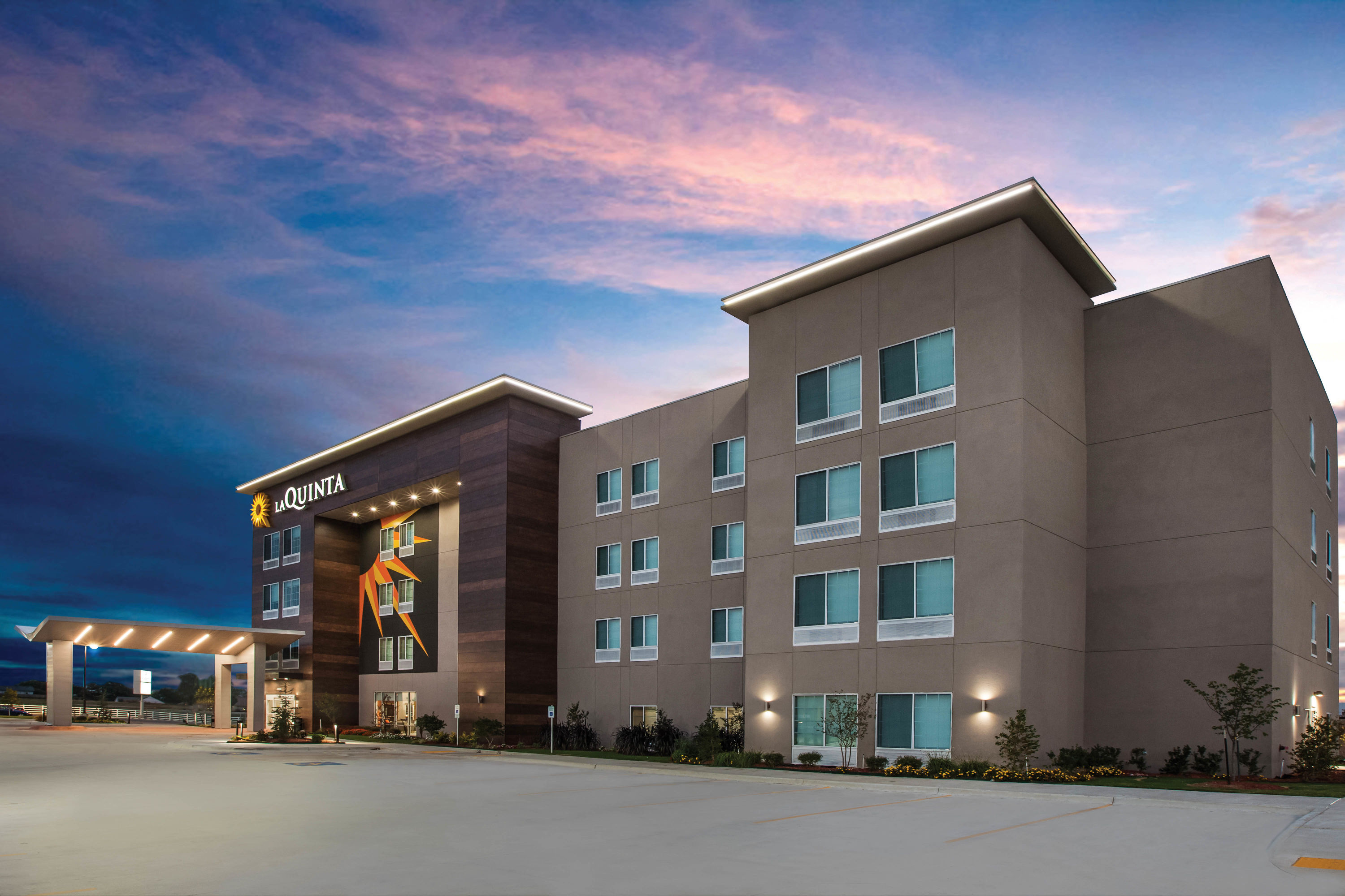 La Quinta Inn & Suites by Wyndham Owasso | Owasso, OK Hotels
