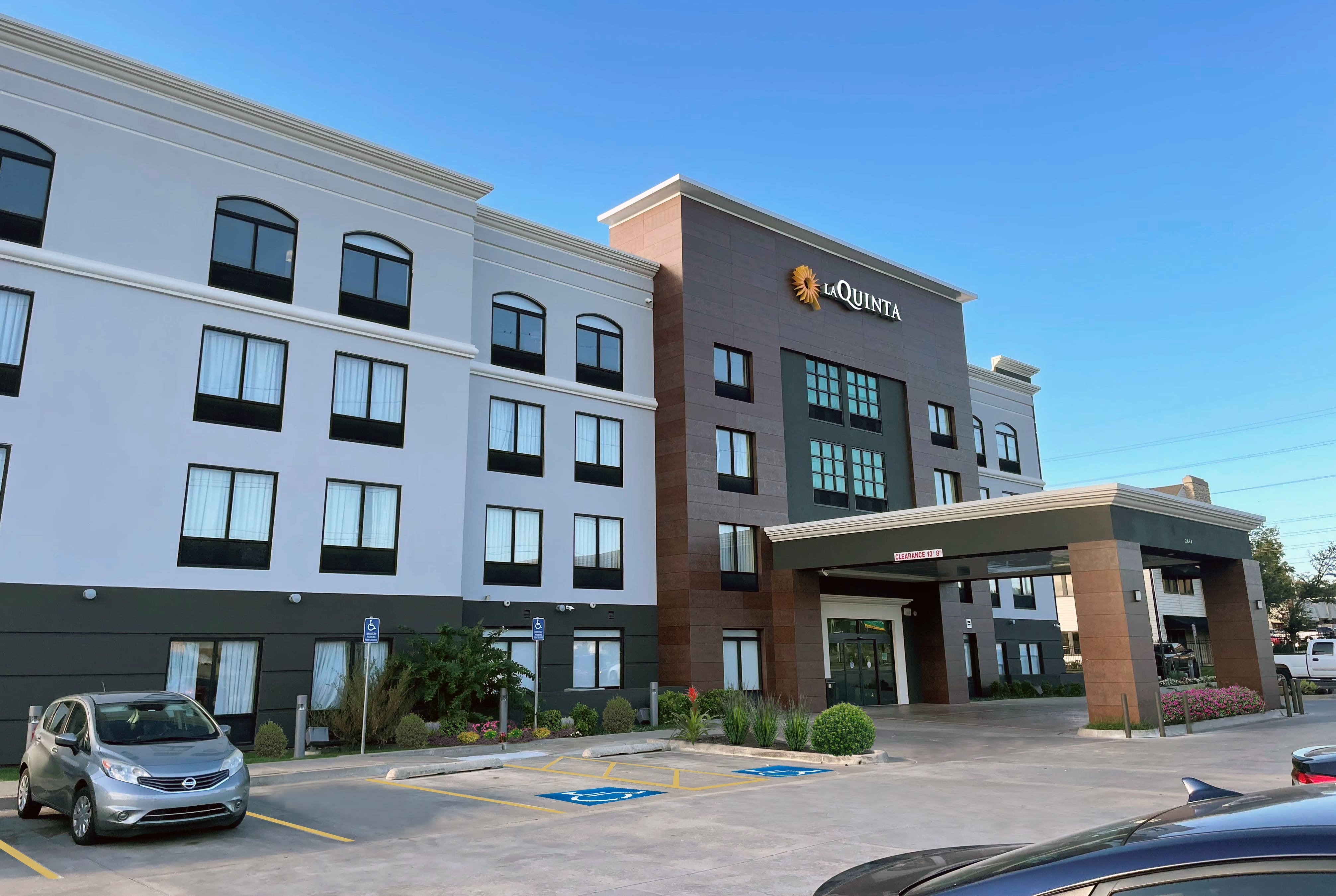 La Quinta Inn & Suites by Wyndham Tulsa Midtown | Tulsa, OK Hotels