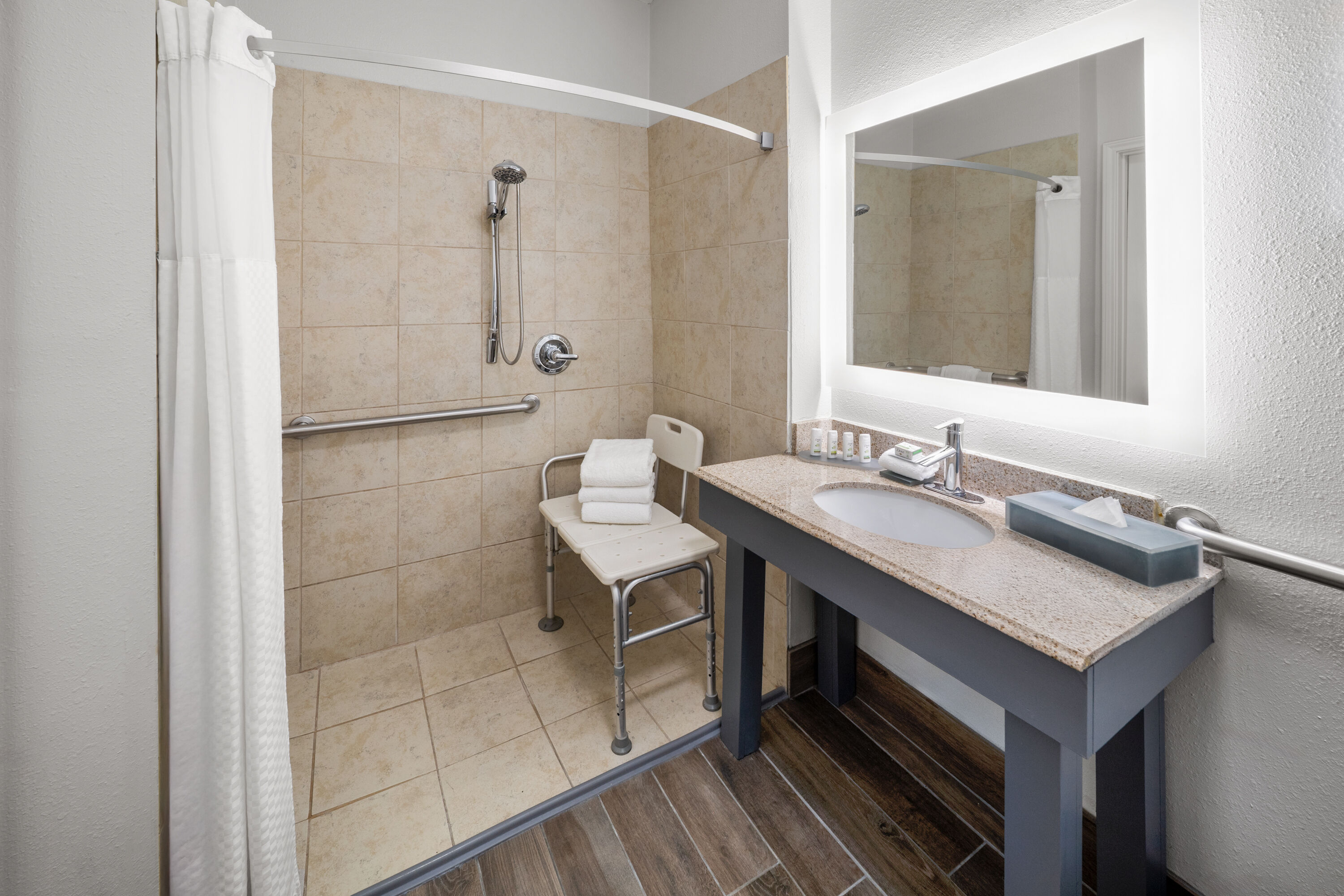 La Quinta Inn & Suites by Wyndham Angleton | Angleton, TX Hotels