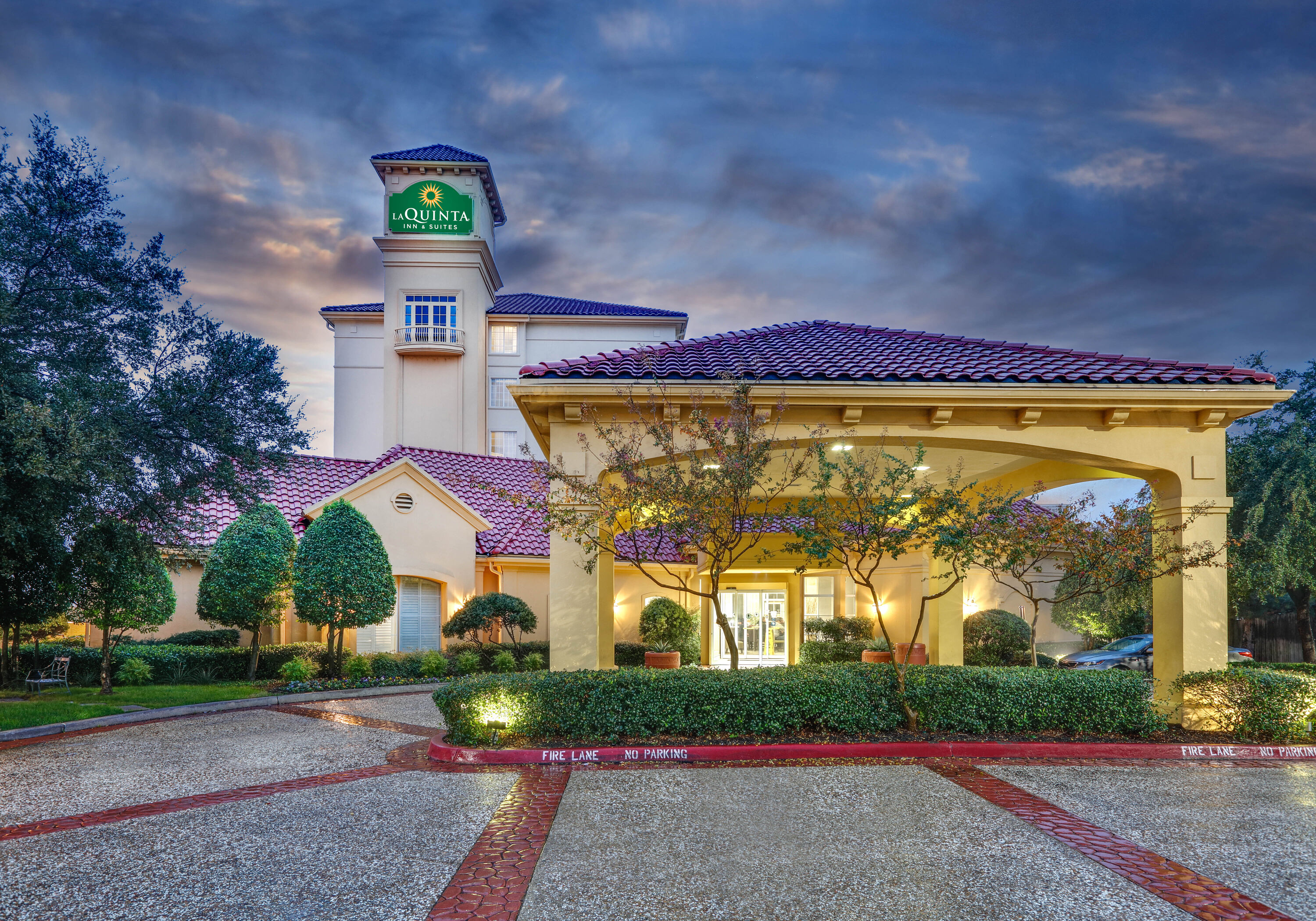 La Quinta Inn & Suites by Wyndham Dallas North Central | Dallas, TX Hotels