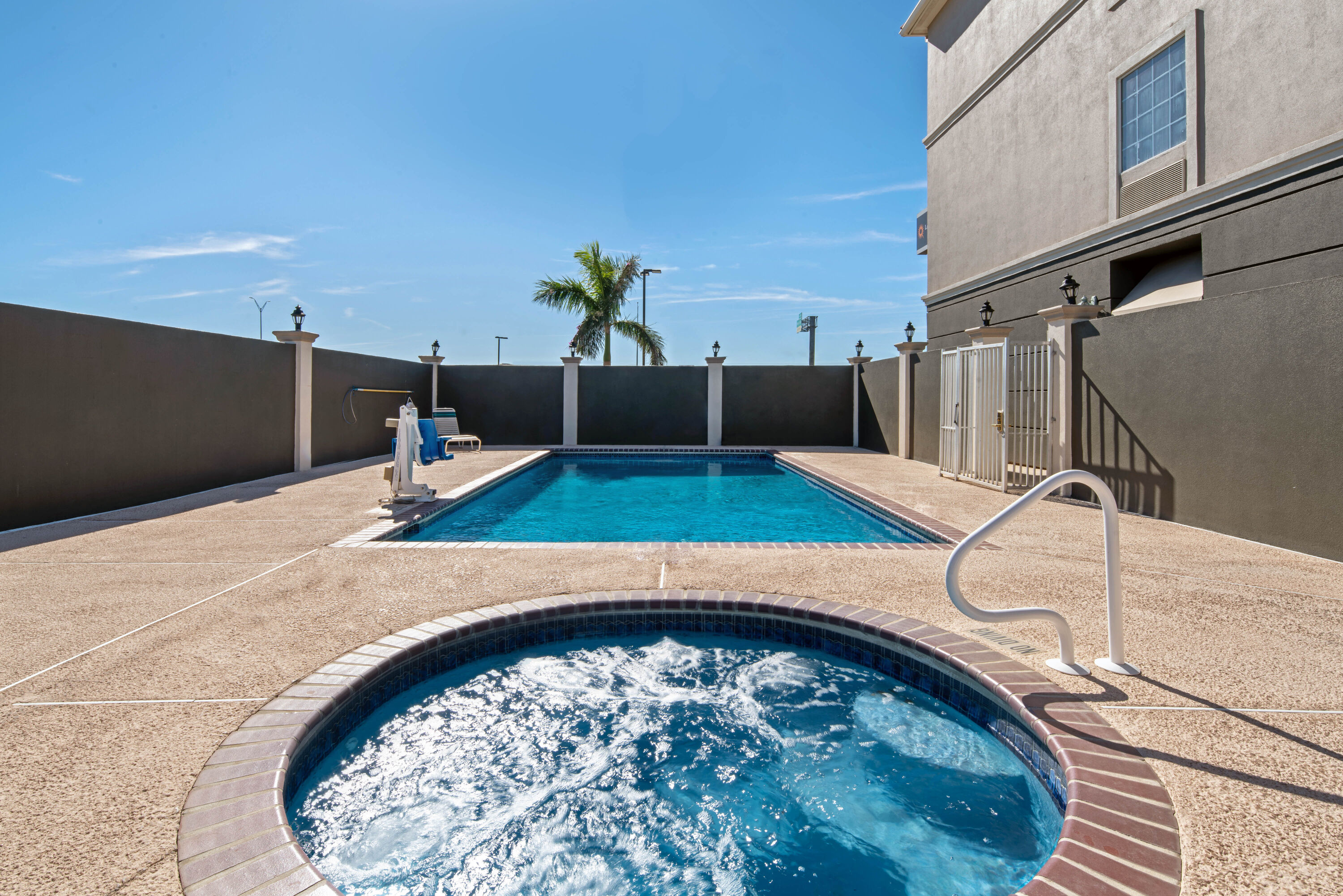 La Quinta Inn & Suites by Wyndham Mercedes Outlet Mall | Hoteles en ...