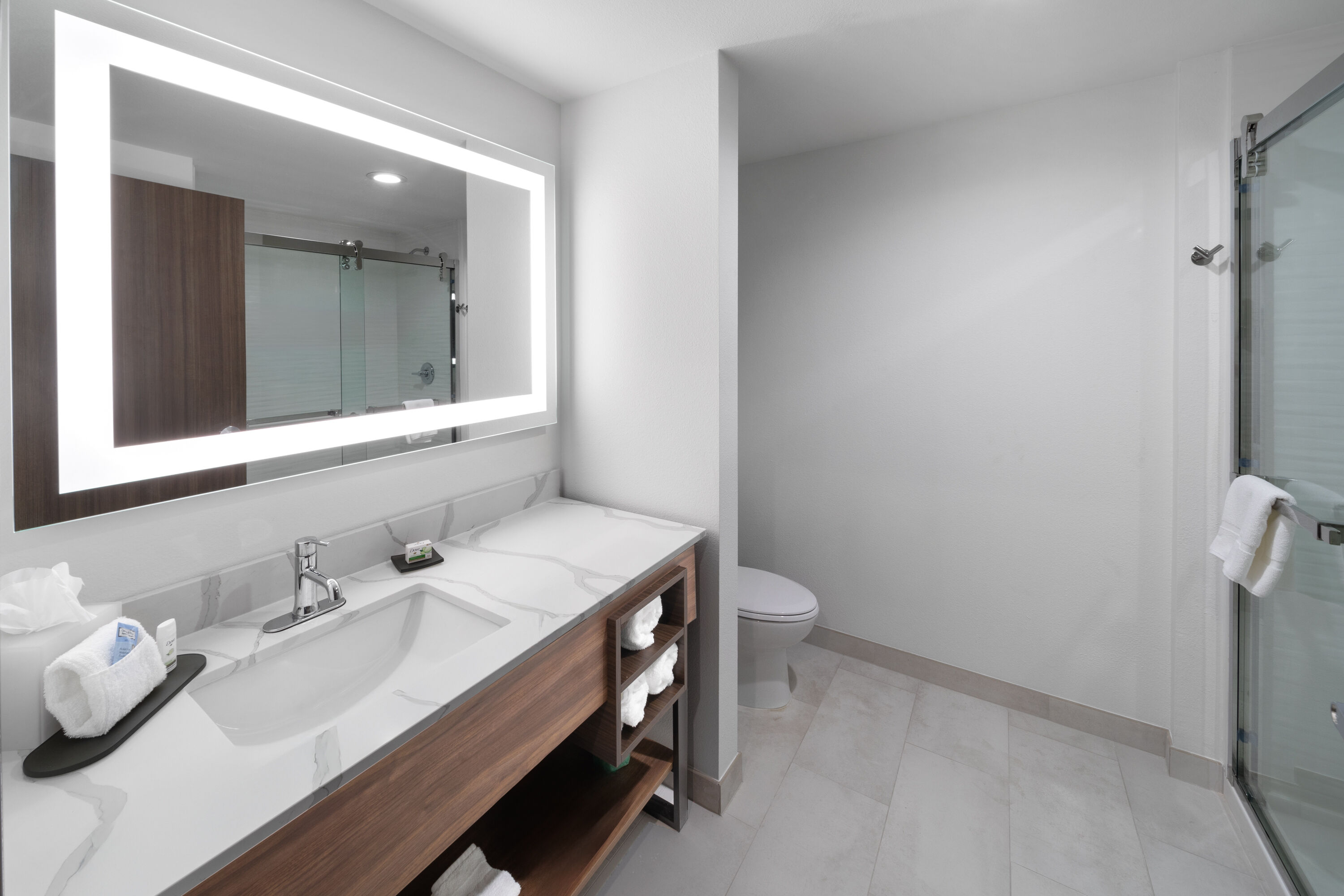 La Quinta Inn & Suites by Wyndham San Antonio at the RIM | San Antonio ...