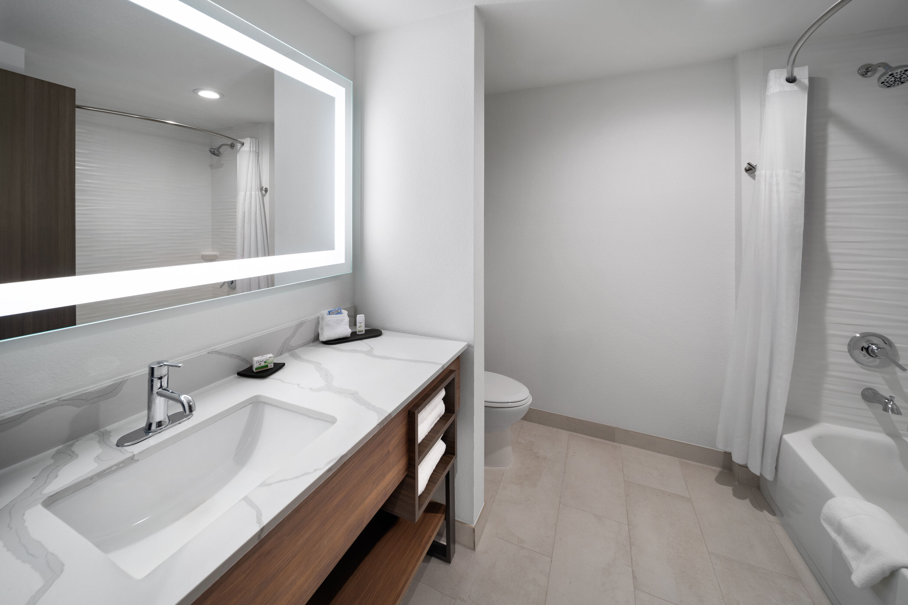 La Quinta Inn & Suites by Wyndham San Antonio at the RIM | San Antonio ...