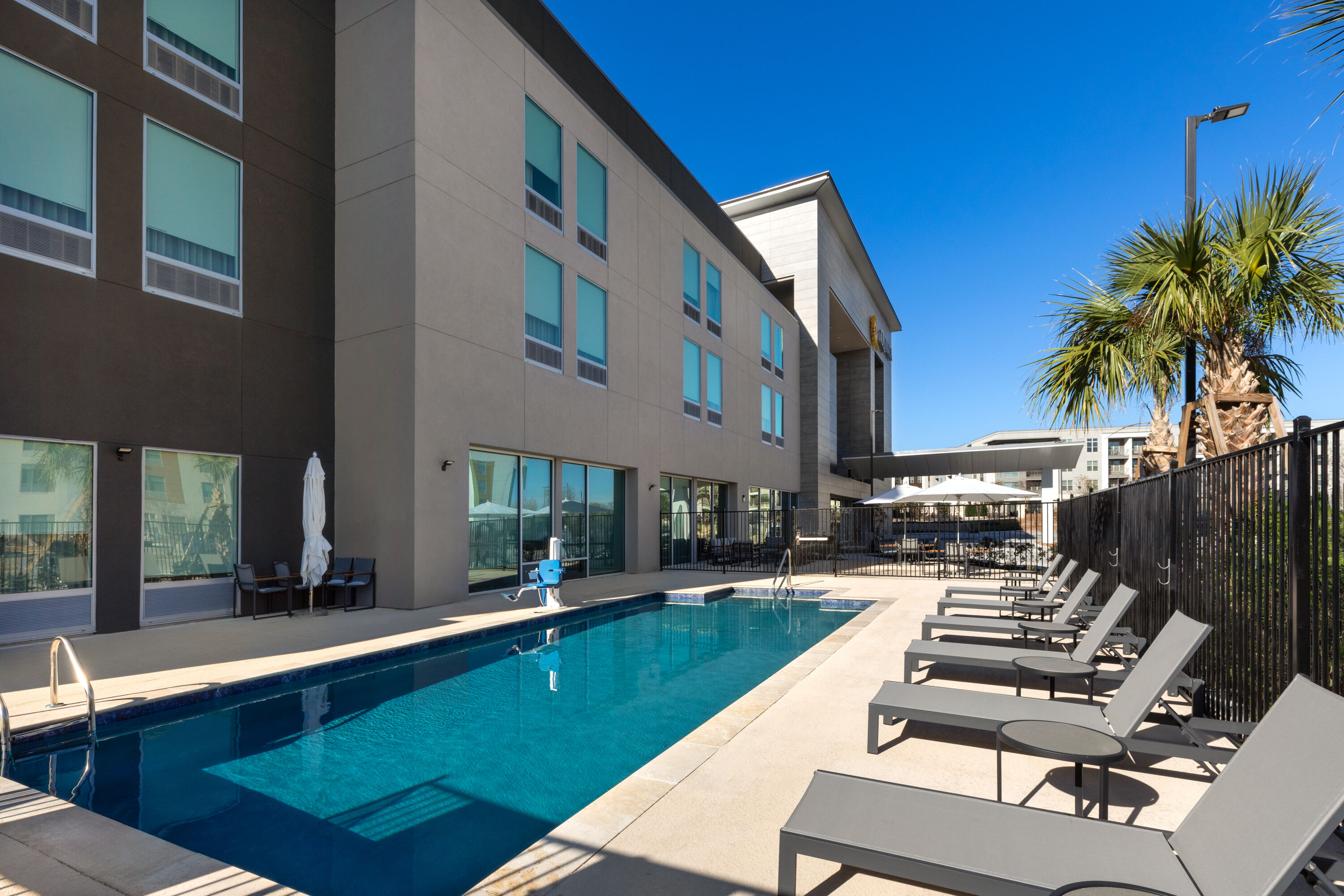 La Quinta Inn & Suites by Wyndham San Antonio at the RIM | San Antonio ...