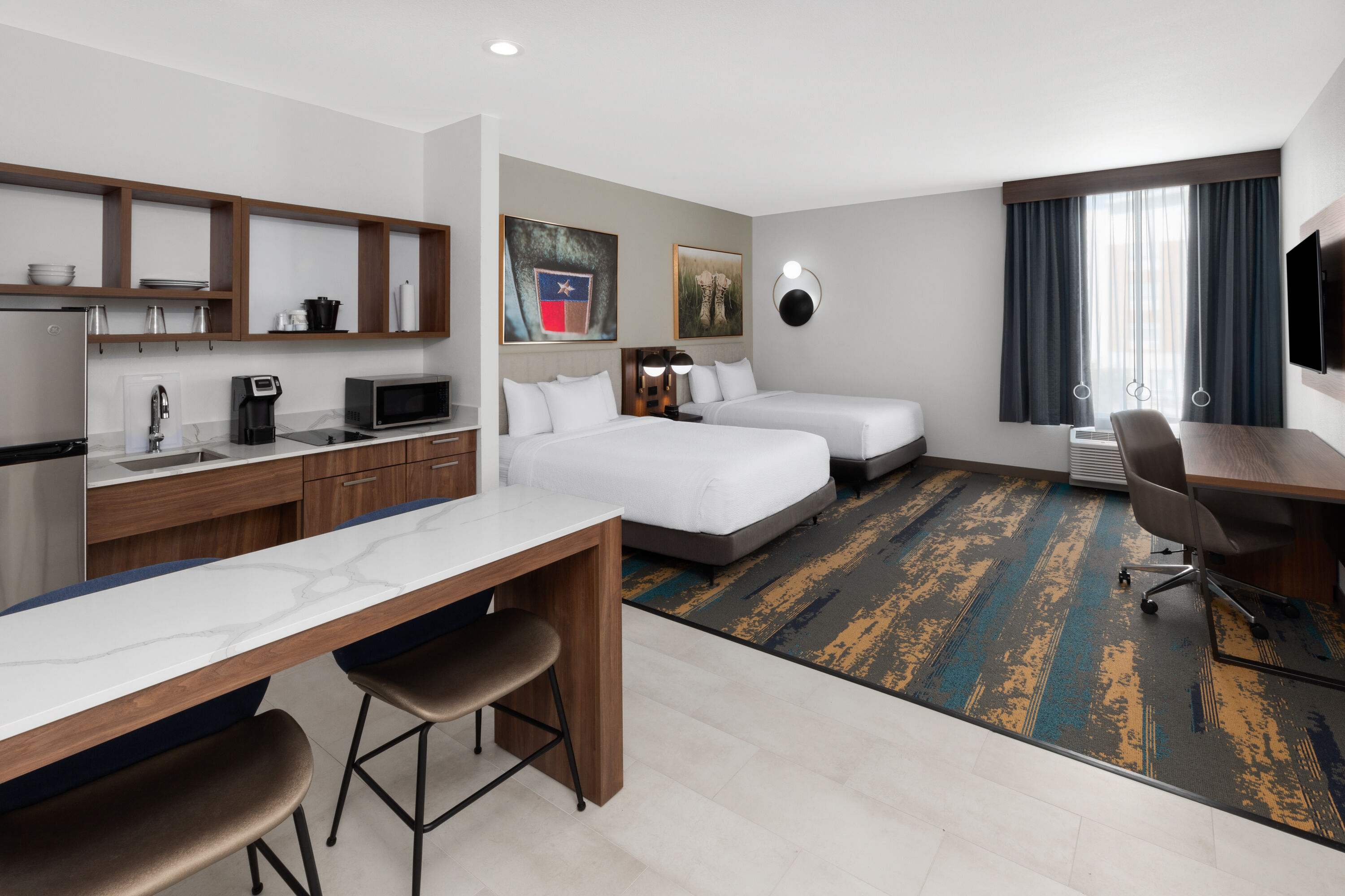 La Quinta Inn & Suites by Wyndham San Antonio at the RIM | San Antonio ...