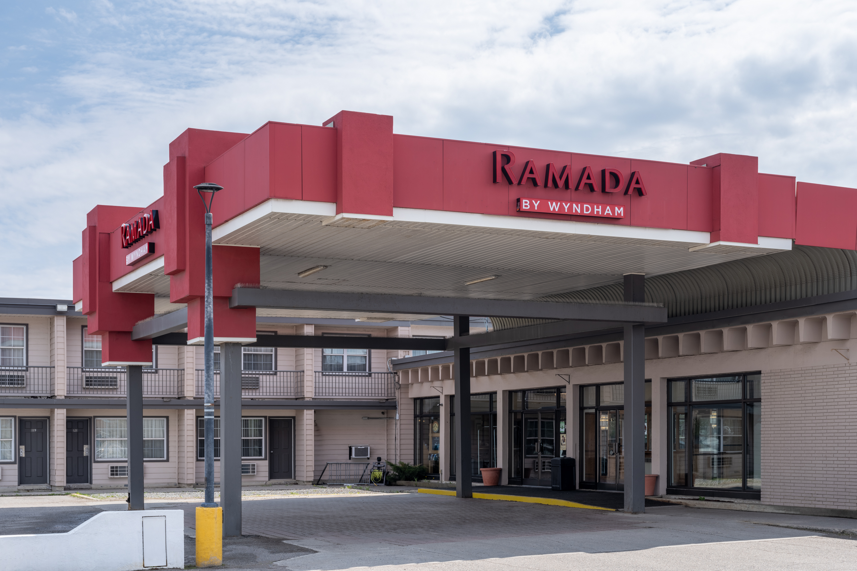 Ramada by Wyndham Thunder Bay Airlane Hotel | Thunder Bay, ON Hotels