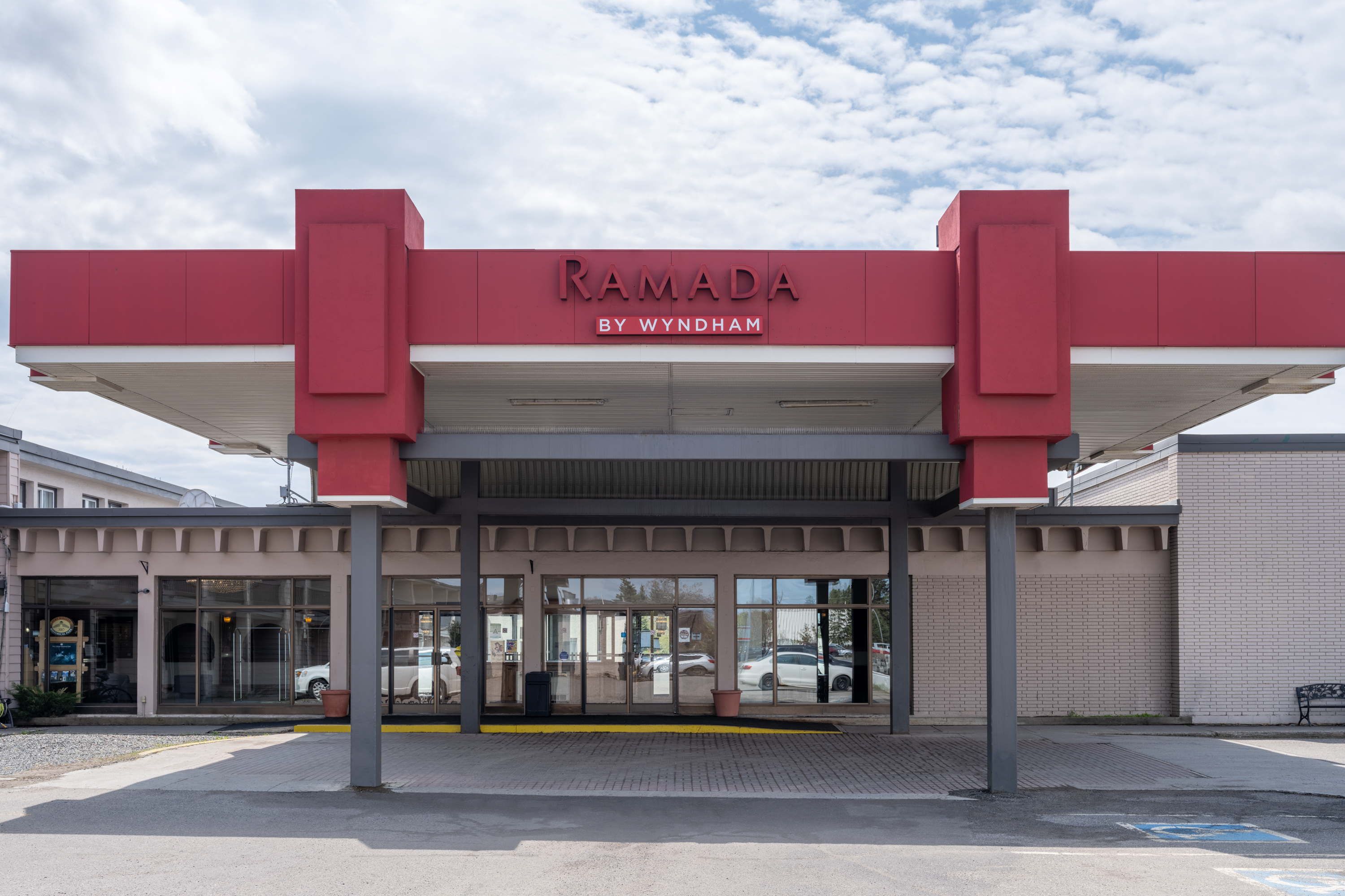 Ramada by Wyndham Thunder Bay Airlane Hotel | Thunder Bay, ON Hotels