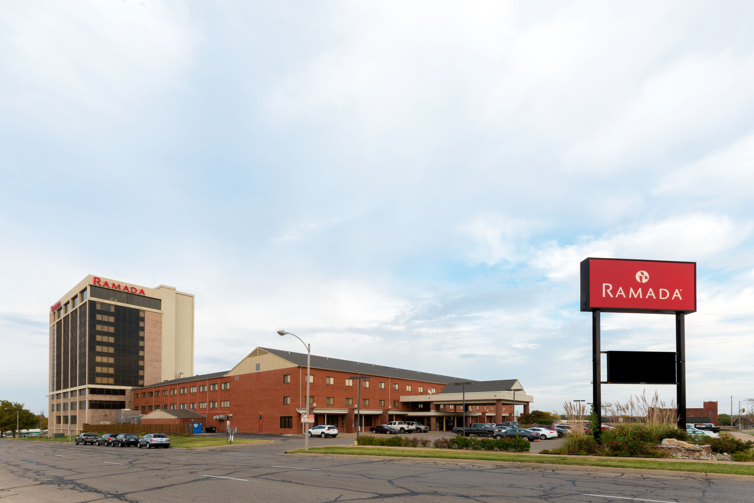 Ramada by Wyndham Topeka Downtown Hotel & Convention Center | Topeka ...