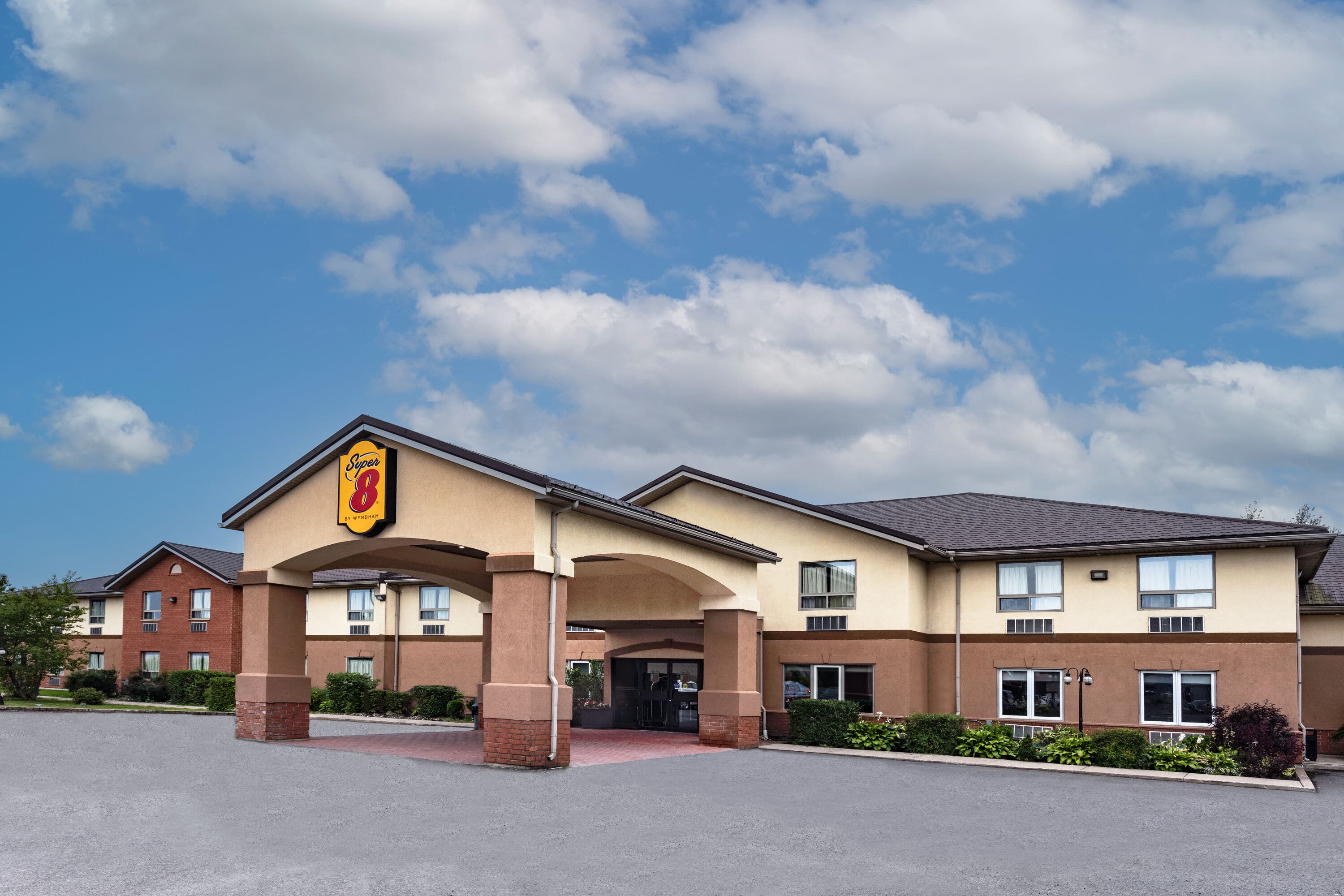 Super 8 by Wyndham Cornwall ON | Cornwall, ON Hotels