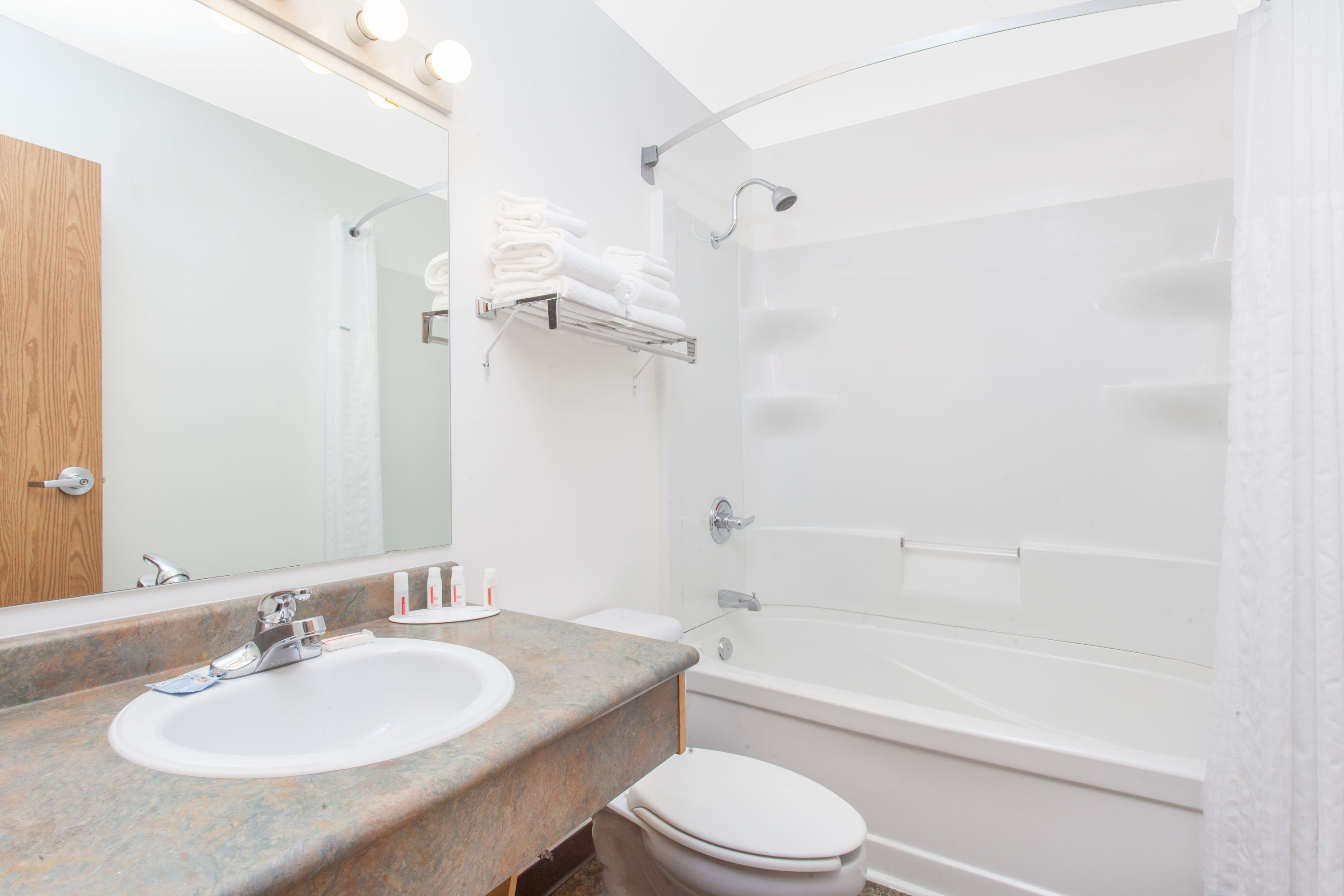 Super 8 by Wyndham Kenora | Kenora, ON Hotels