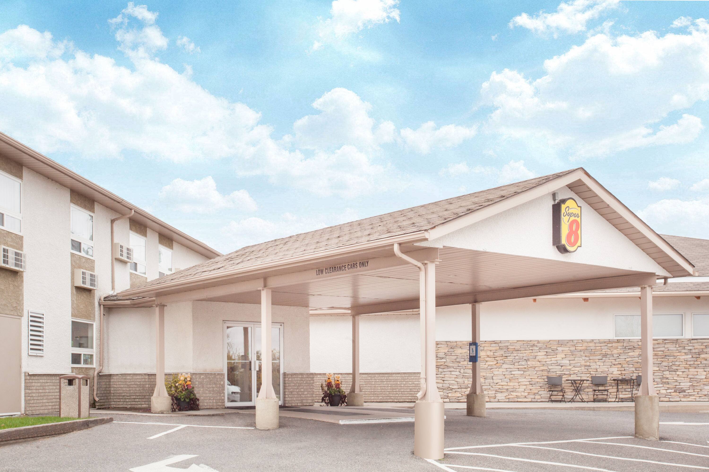 Super 8 by Wyndham Kenora | Kenora, ON Hotels