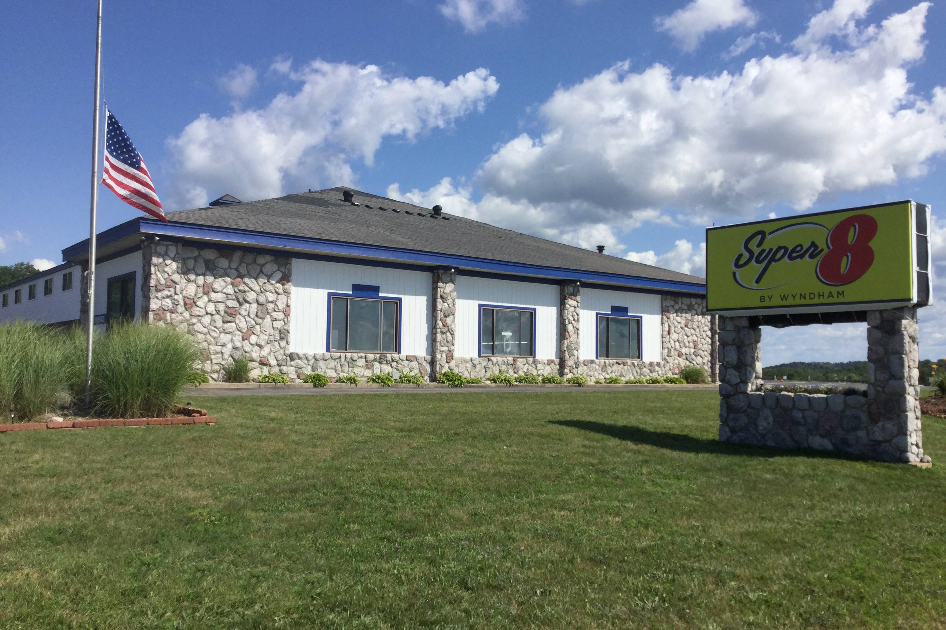 Super 8 by Wyndham Petoskey | Petoskey, MI Hotels