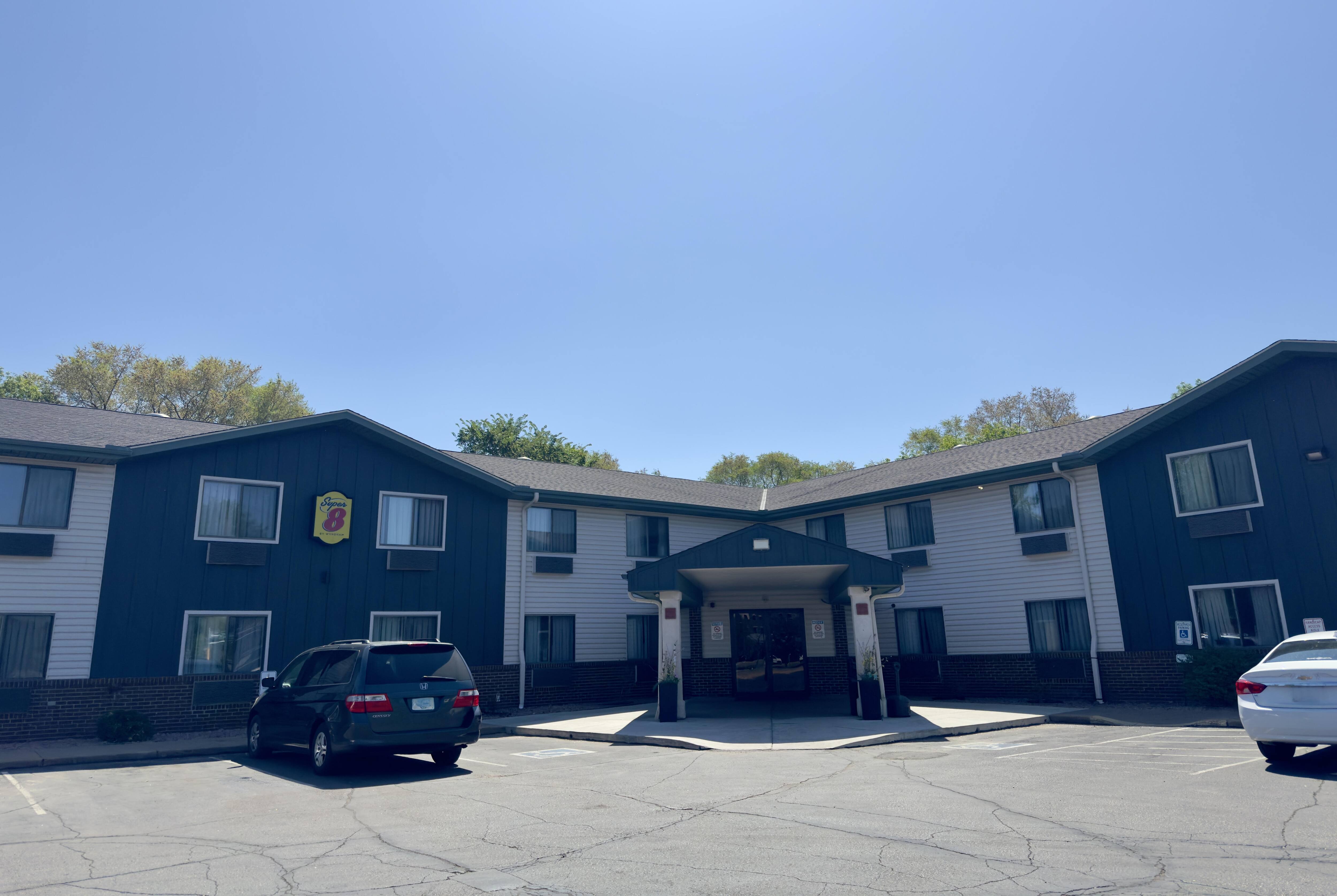 Super 8 by Wyndham Shakopee | Shakopee, MN Hotels