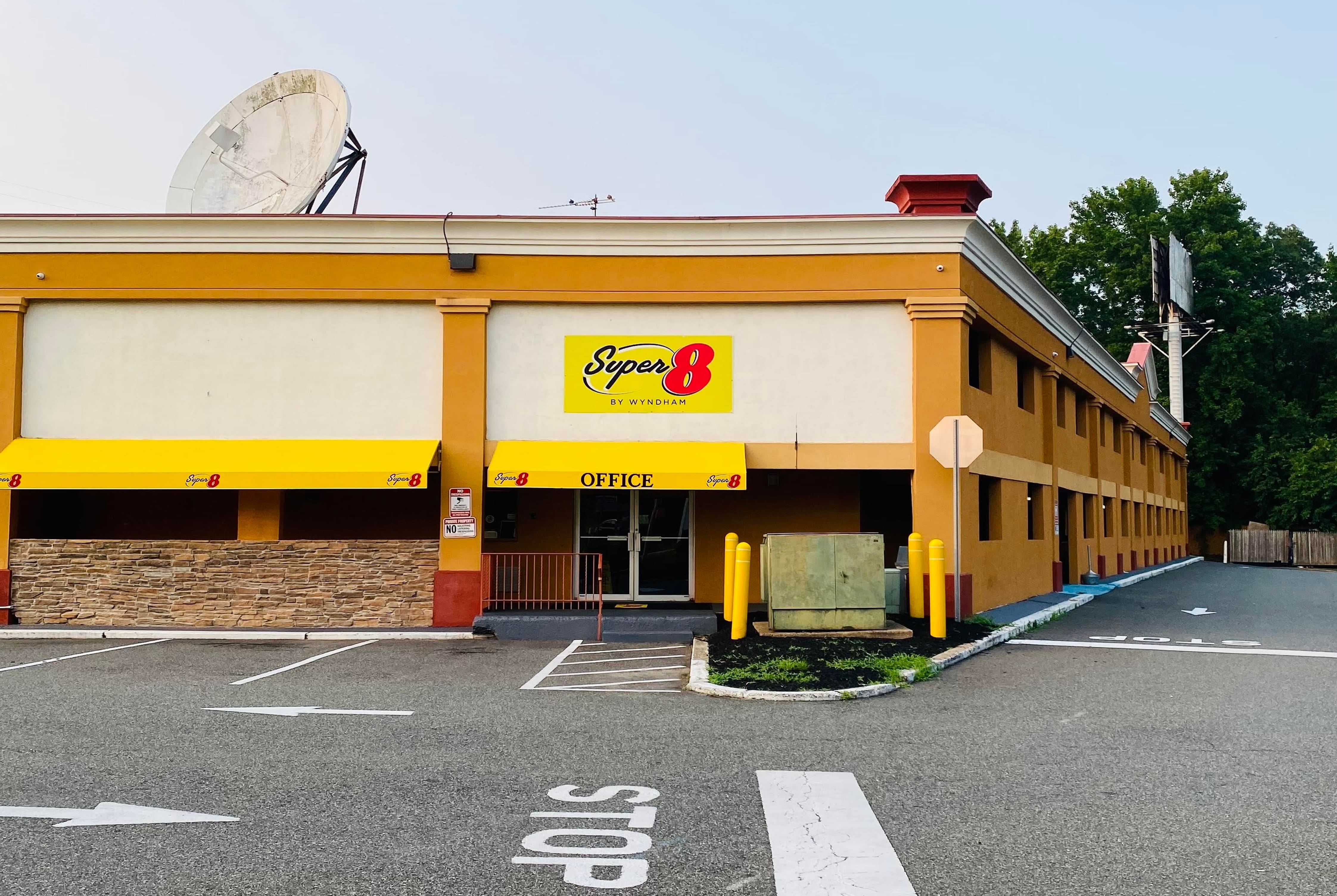 Super 8 by Wyndham Gloucester | Gloucester City, NJ Hotels