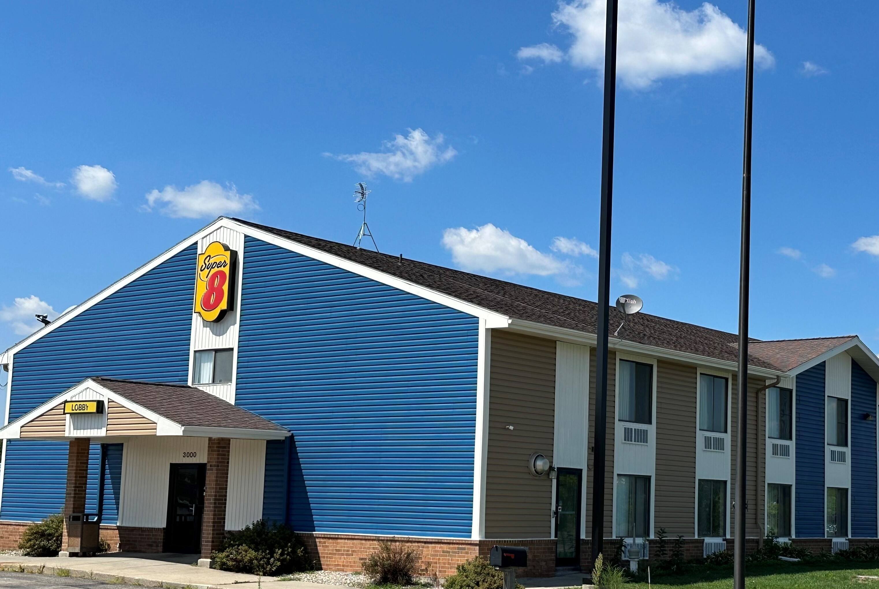 Super 8 by Wyndham Portage | Portage, WI Hotels