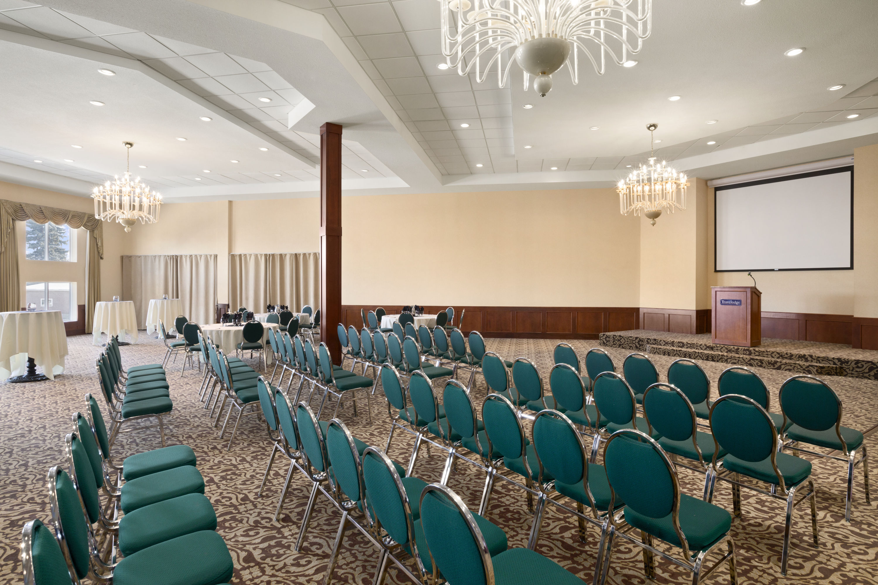 Travelodge by Wyndham Strathmore | Strathmore, AB Hotels