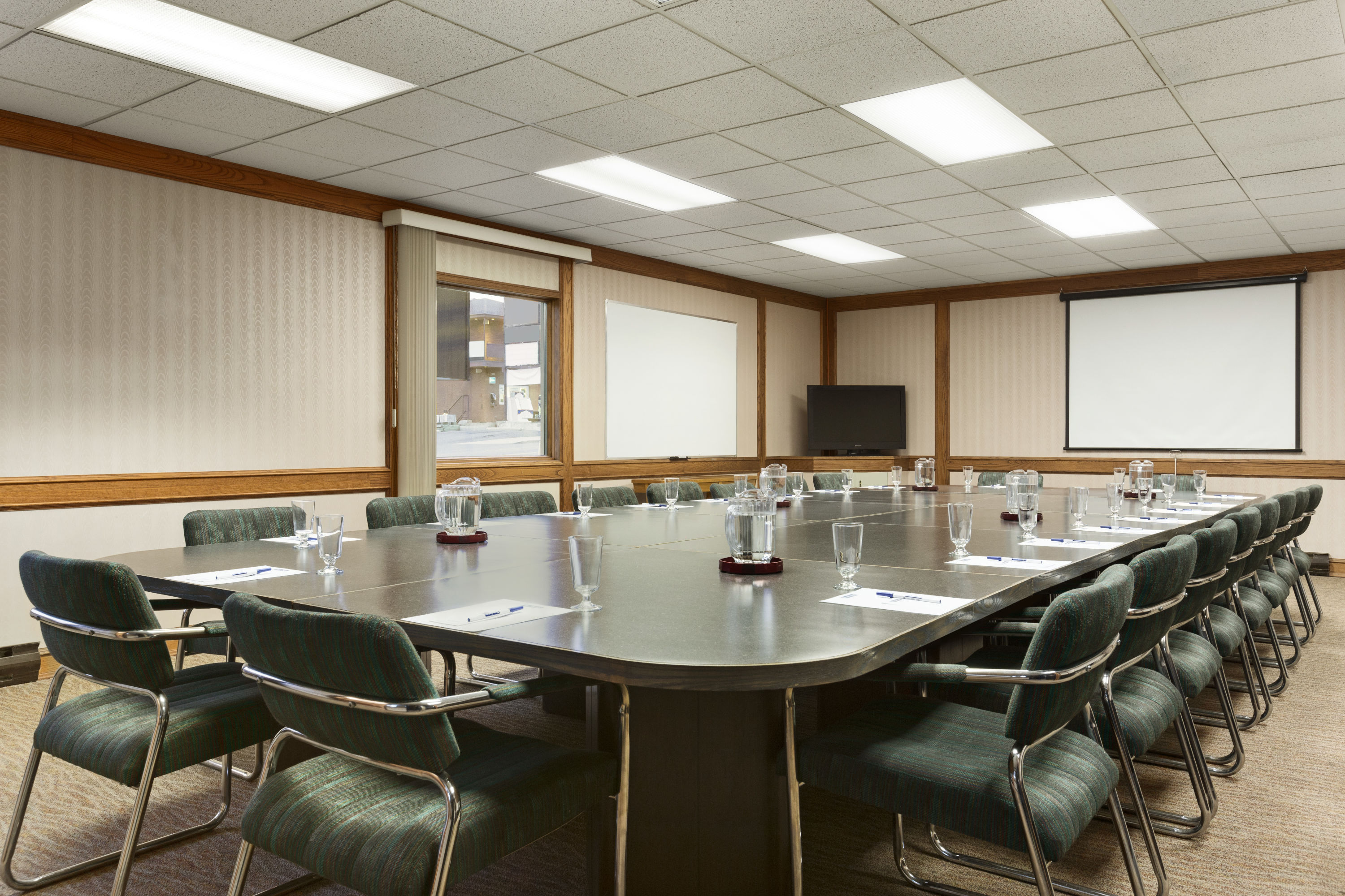 Travelodge by Wyndham Kenora | Kenora, ON Hotels