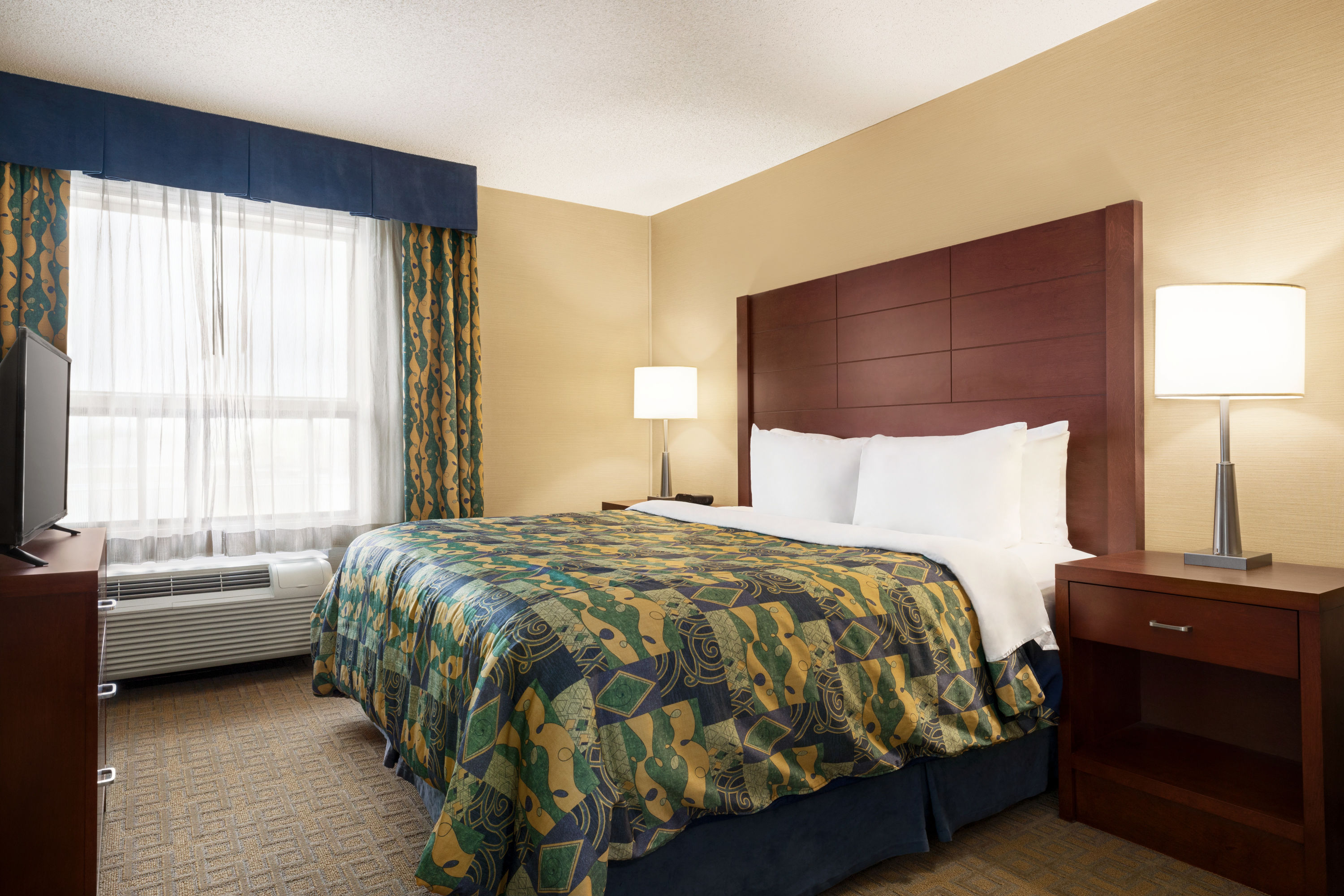 Travelodge by Wyndham Oshawa Whitby | Oshawa, ON Hotels