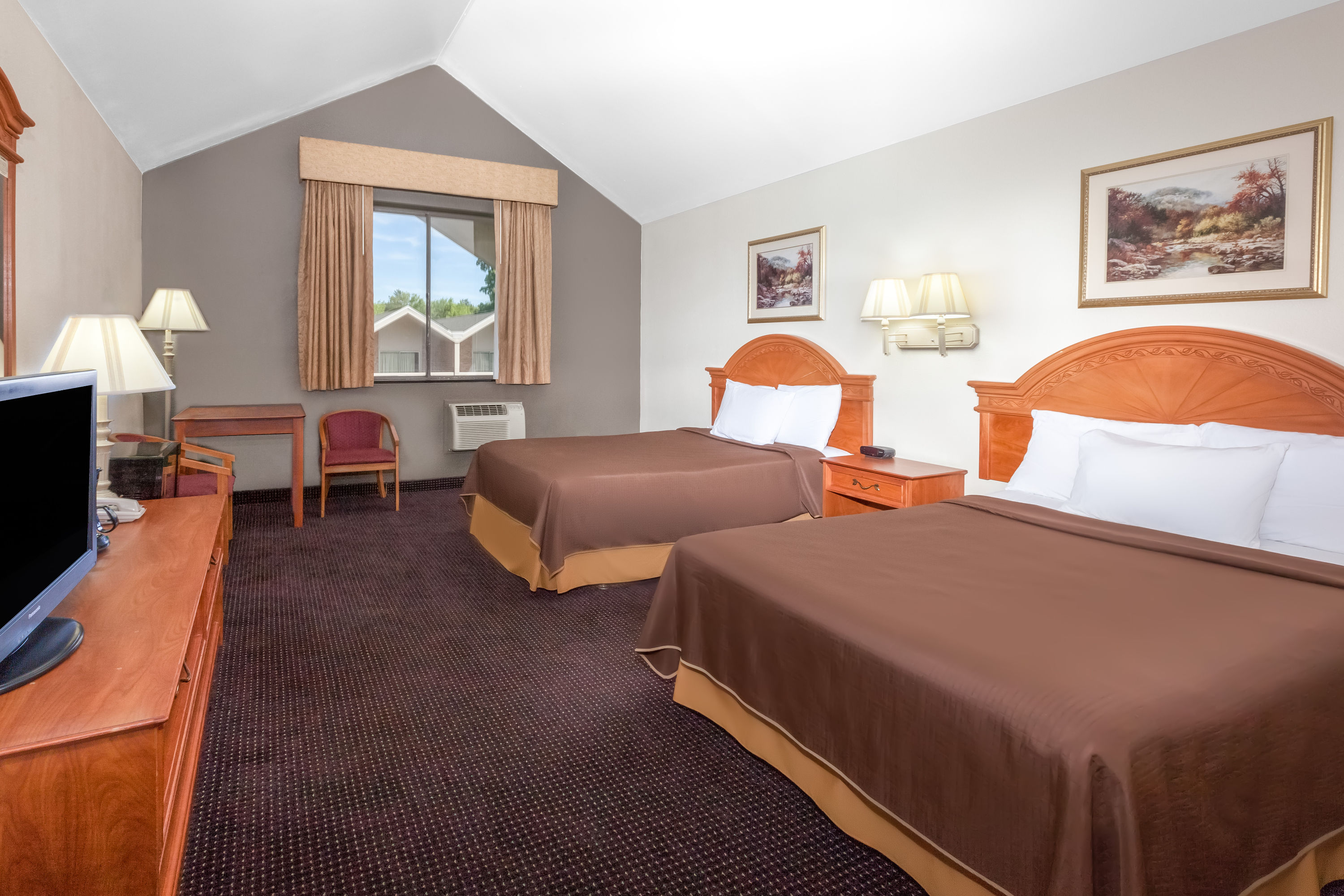 Travelodge by Wyndham Jackson | Jackson, MI Hotels