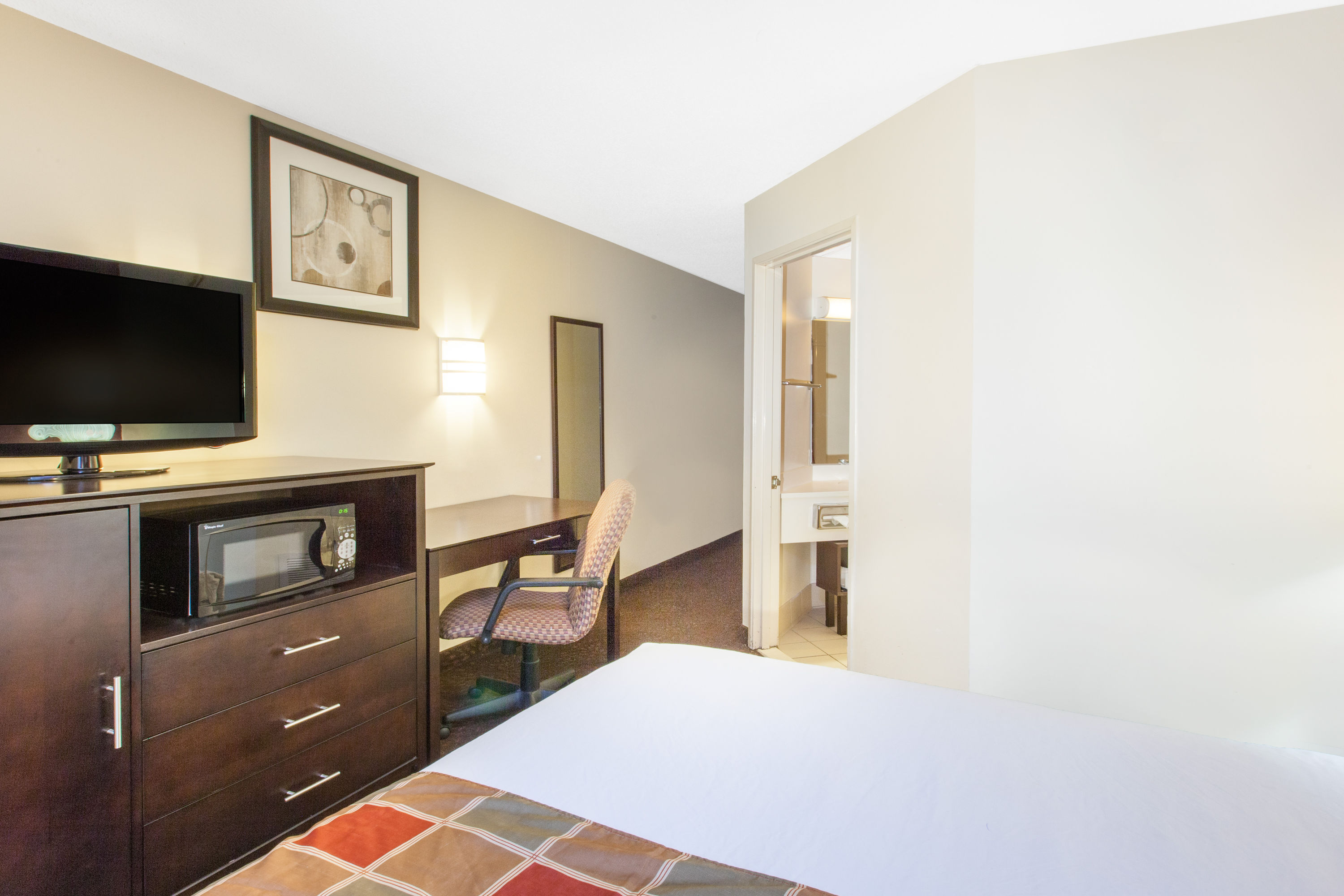 Travelodge by Wyndham Romulus Detroit Airport | Romulus, MI Hotels