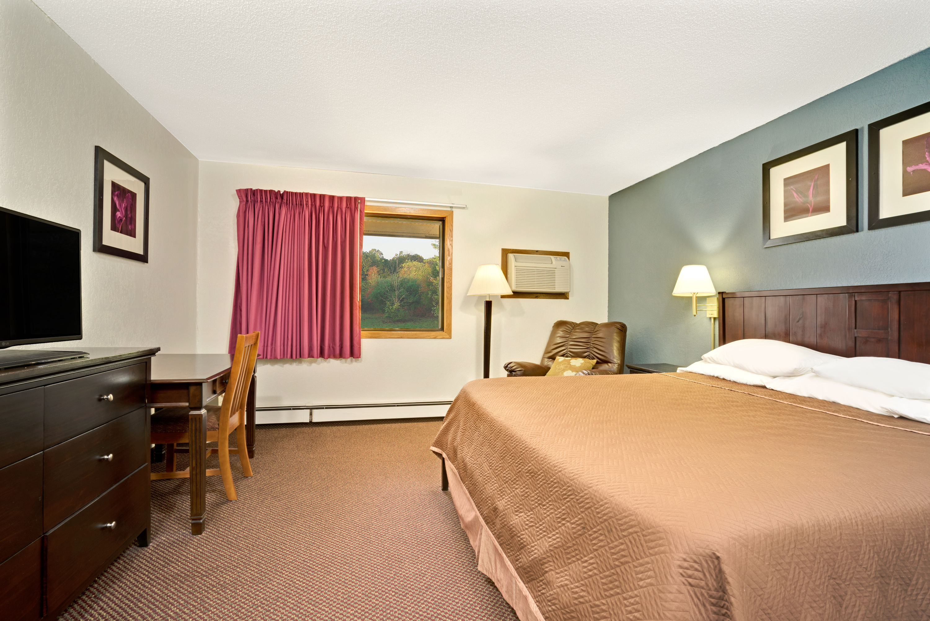 Travelodge by Wyndham Valleyfair Shakopee | Shakopee, MN Hotels